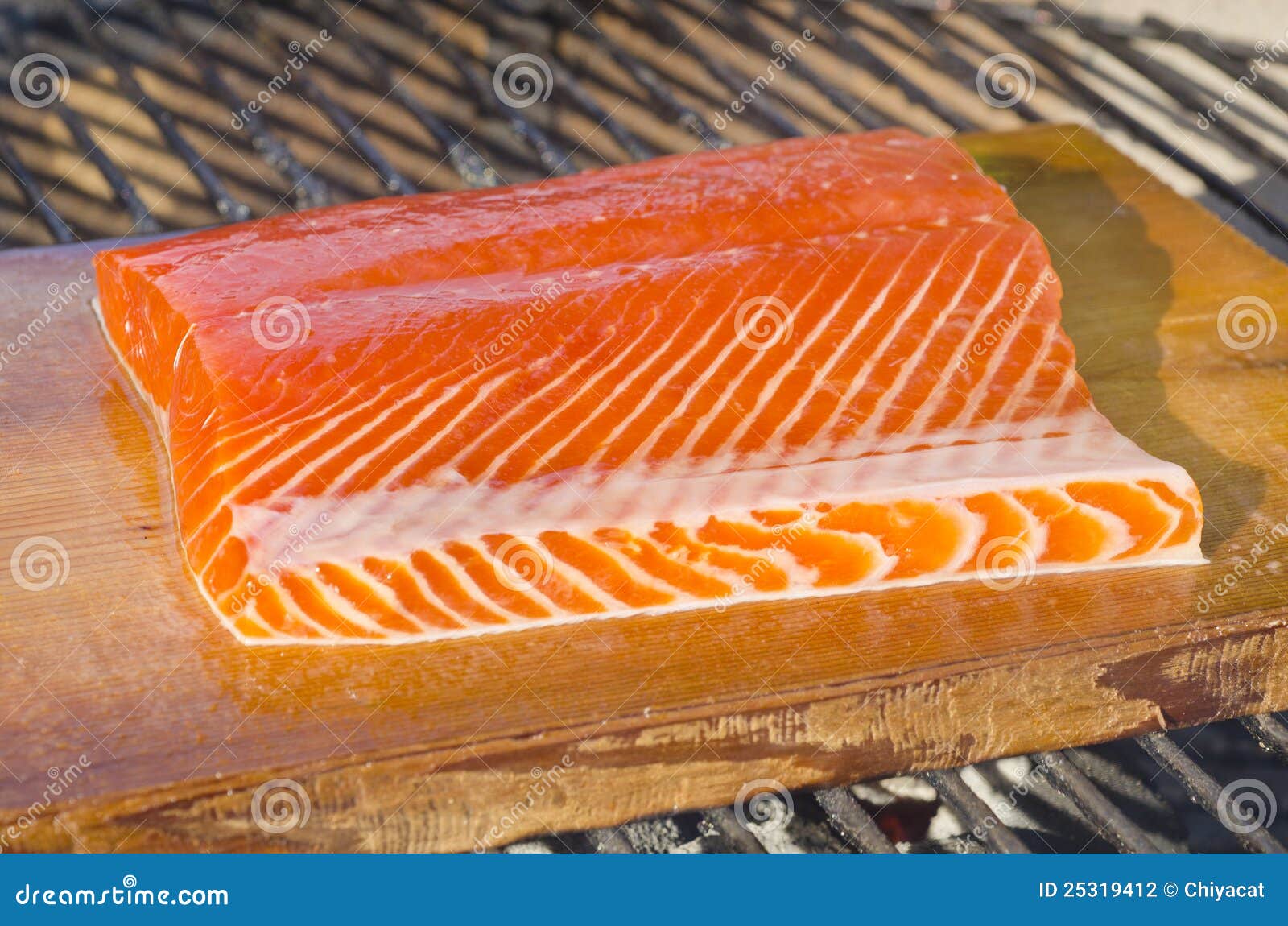 Wilde Zalm Op De Plank Van De Ceder Over Barbecue Stock Foto - Image of ...