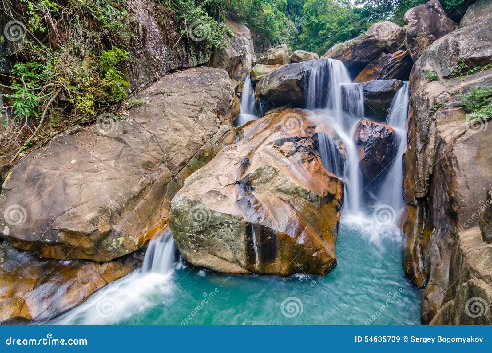 Wilderniswaterval Met Stromend Water, Grote Rotsen Stock Afbeelding ...