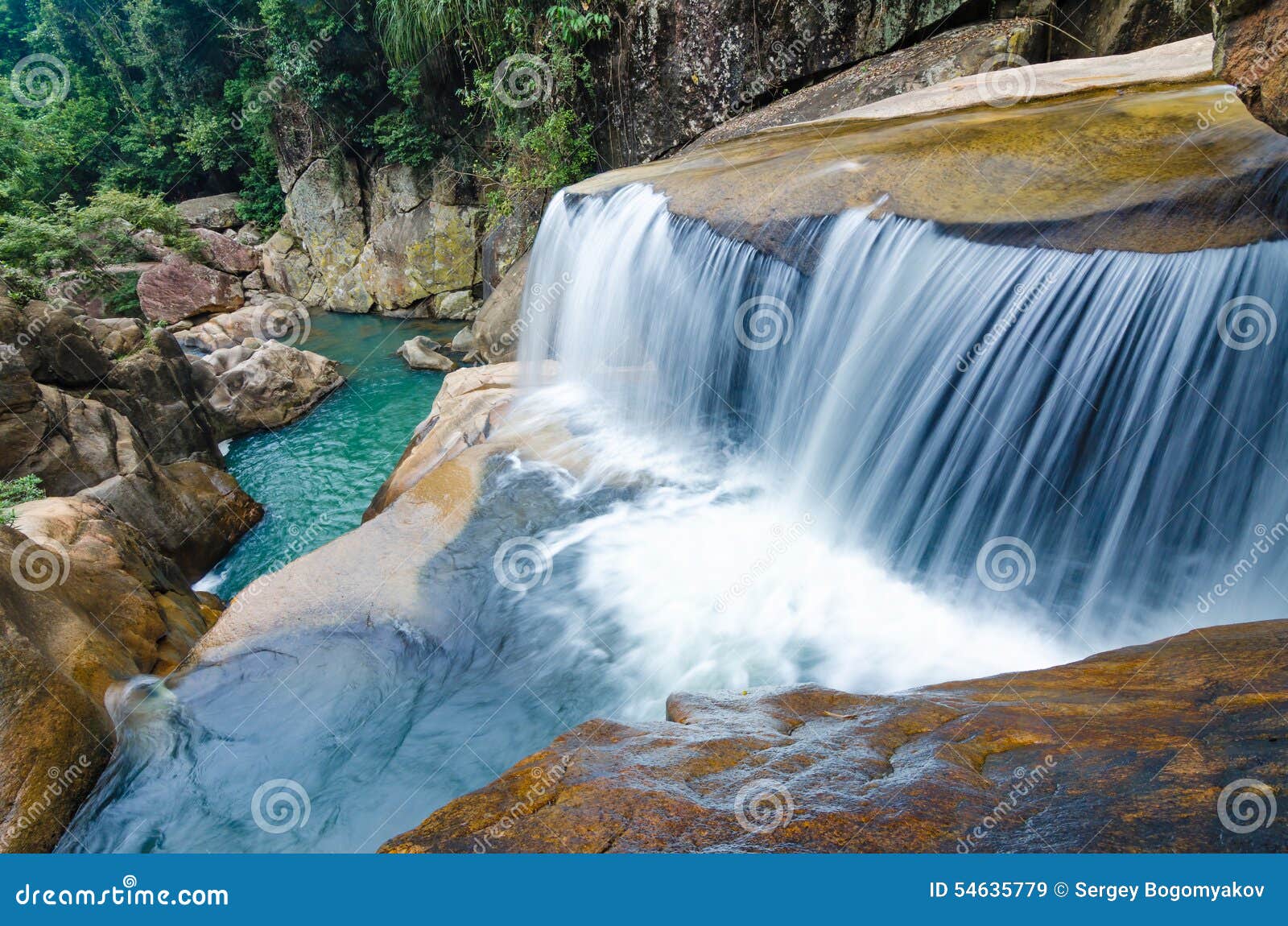 Wilderniswaterval Met Stromend Water, Grote Rotsen Stock Afbeelding ...