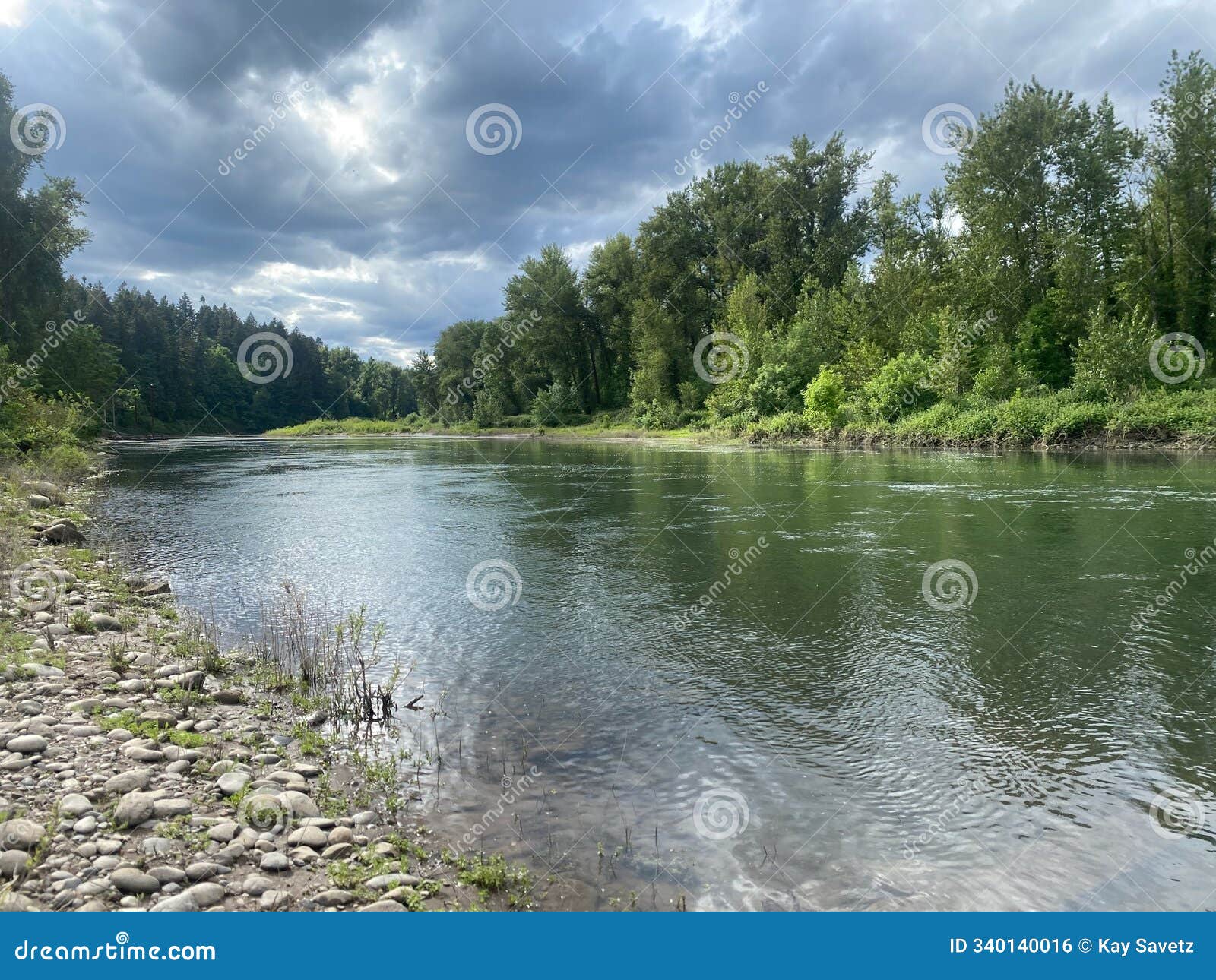Willamette River with Overcast Sky Stock Photo - Image of oregon, rocks ...