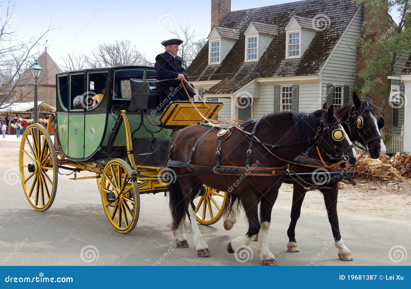 Williamsburg, VA: Cochero, Caballos Y Coche Fotografía editorial ...
