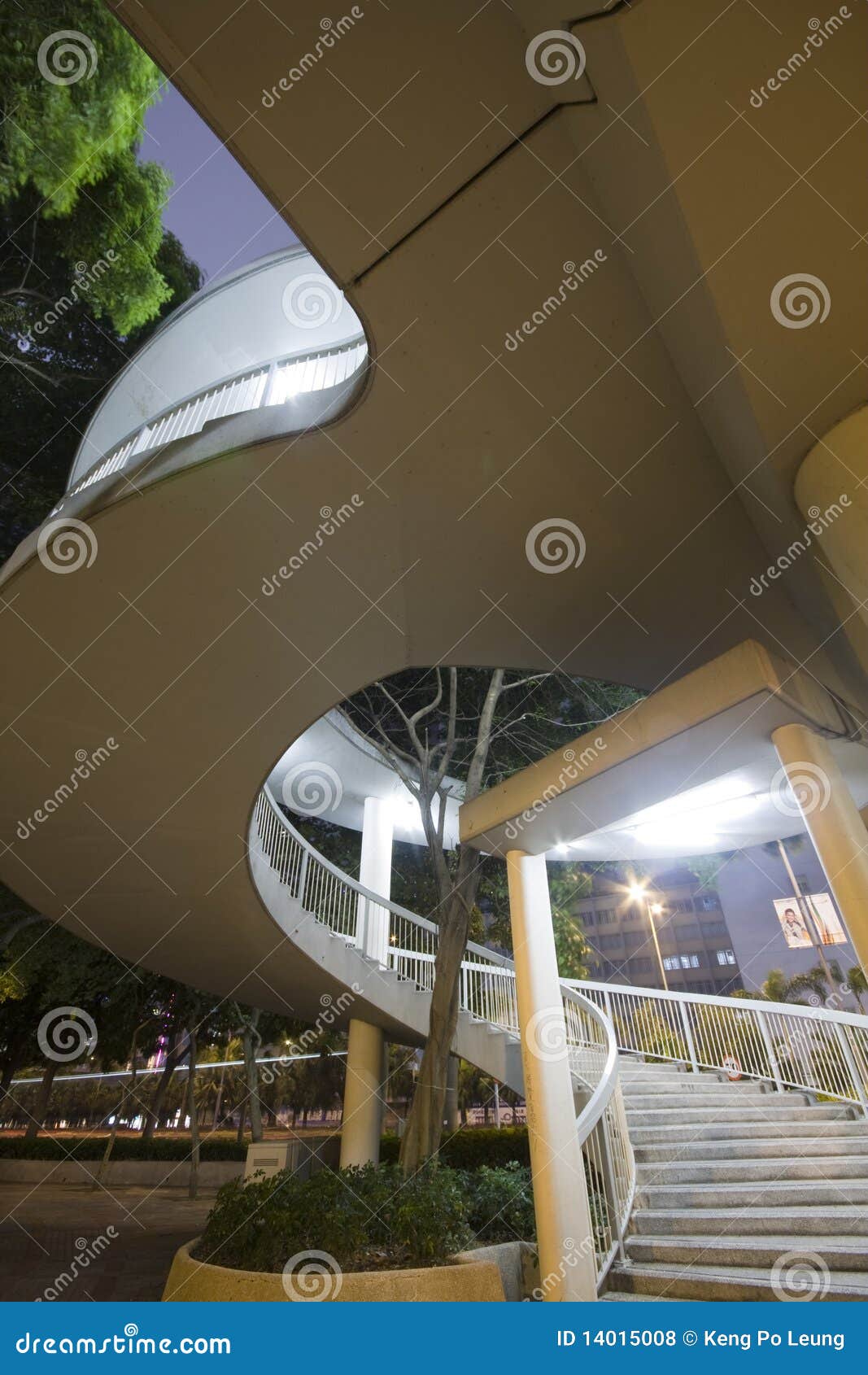Winden sich Treppe stockfoto. Bild von hoch, steigen - 14015008
