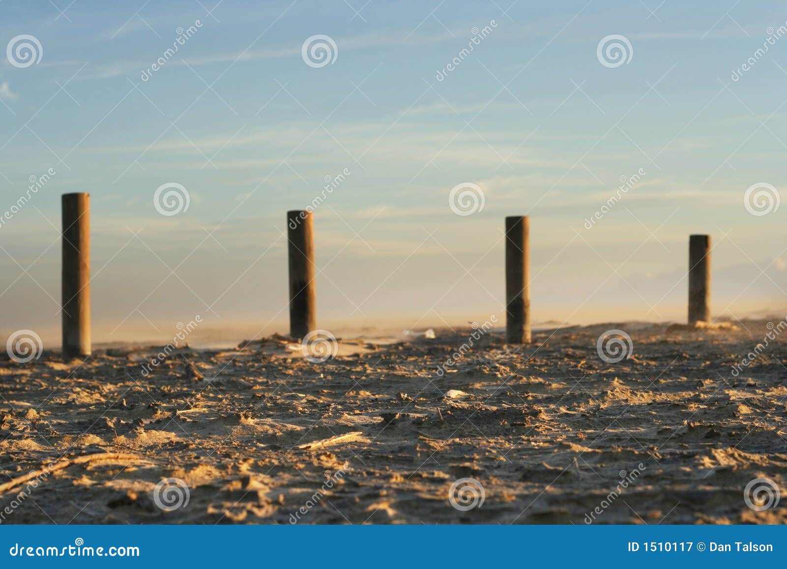 Winderig strand stock afbeelding. Image of nevel, kust - 1510117