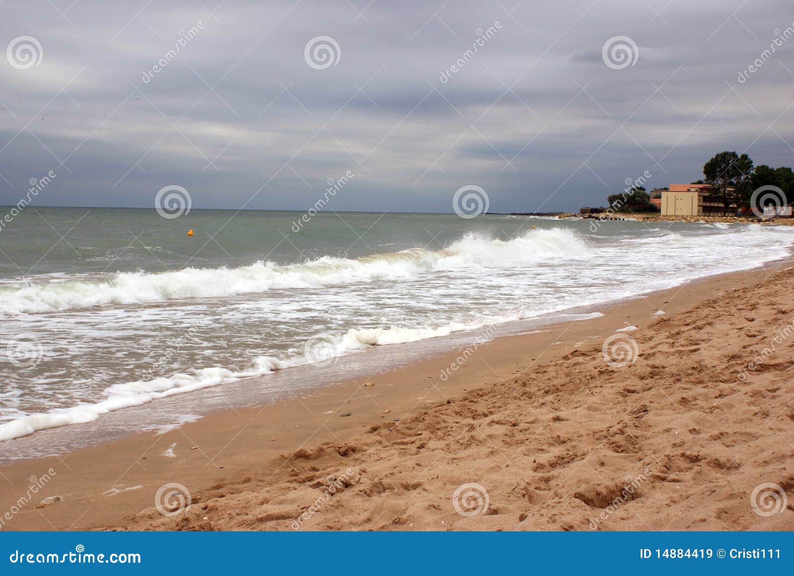 Winderig weer op strand stock afbeelding. Image of overzees - 14884419