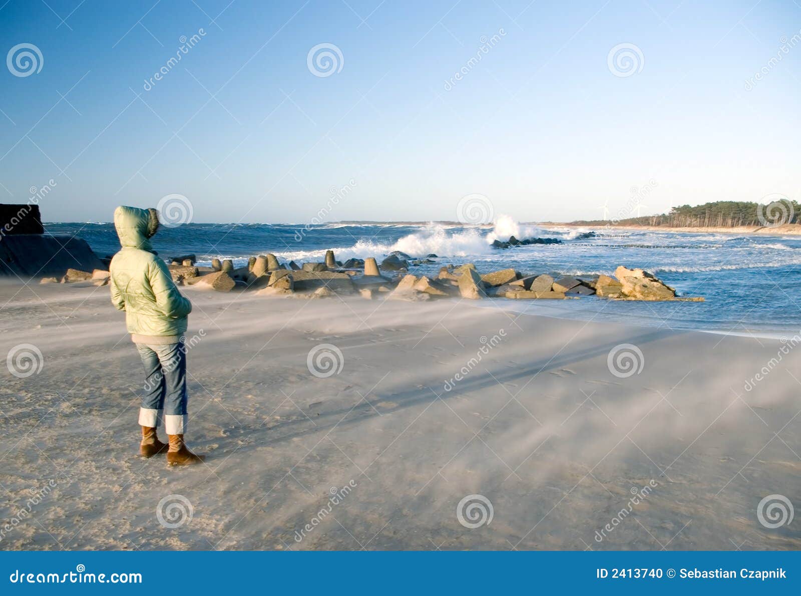 Winderige Dag Bij Het Strand Stock Foto - Image of zand, tropisch: 2413740