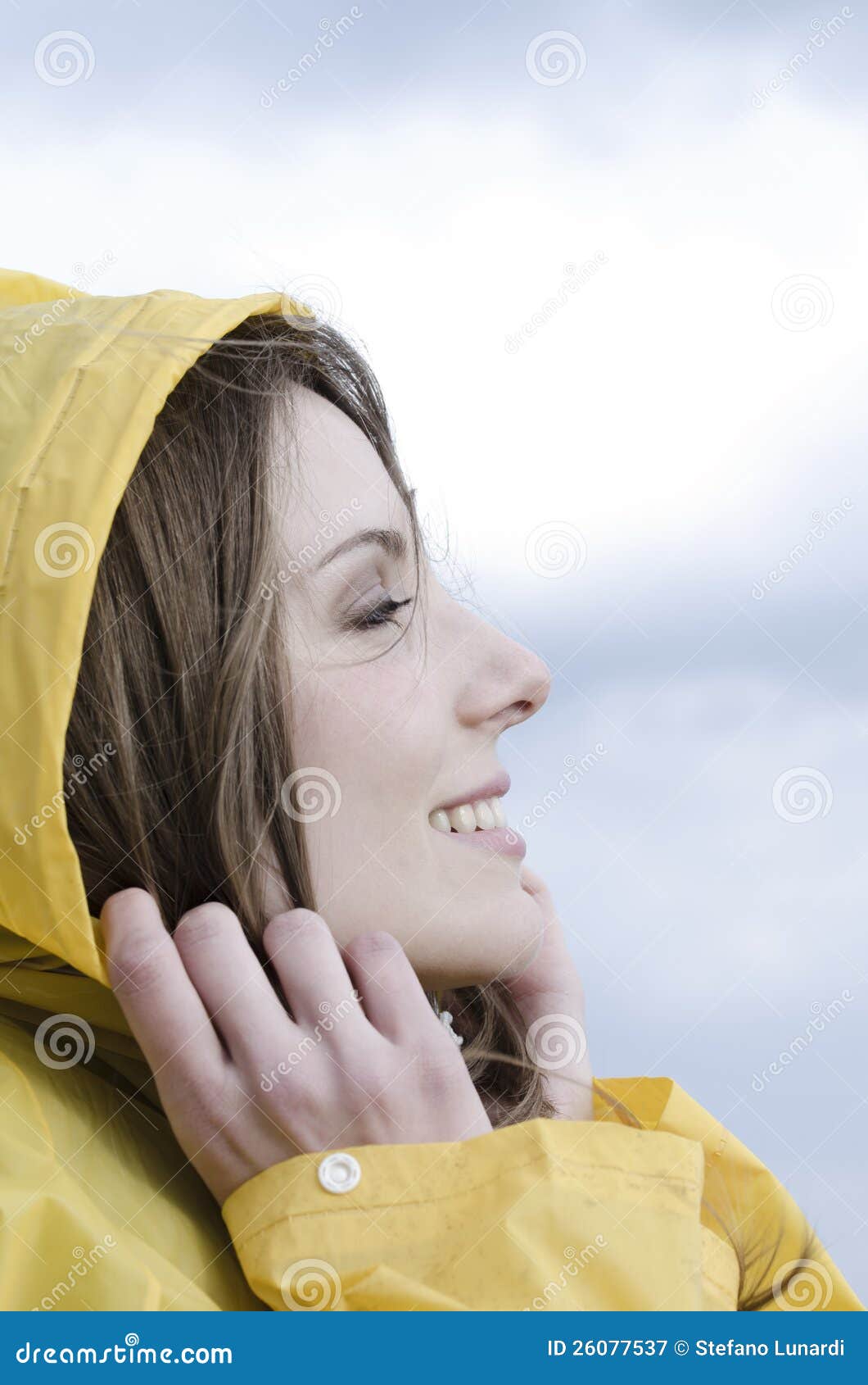 Winderige Dag Op Het Strand Stock Afbeelding - Image of nave, jasje ...