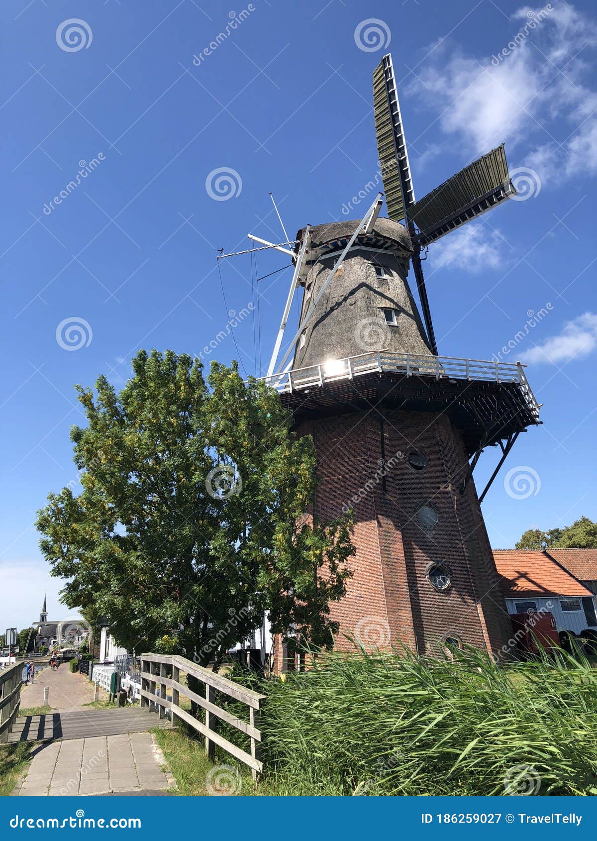 Windmill in Burdaard stock image. Image of zwaluw, housing - 186259027