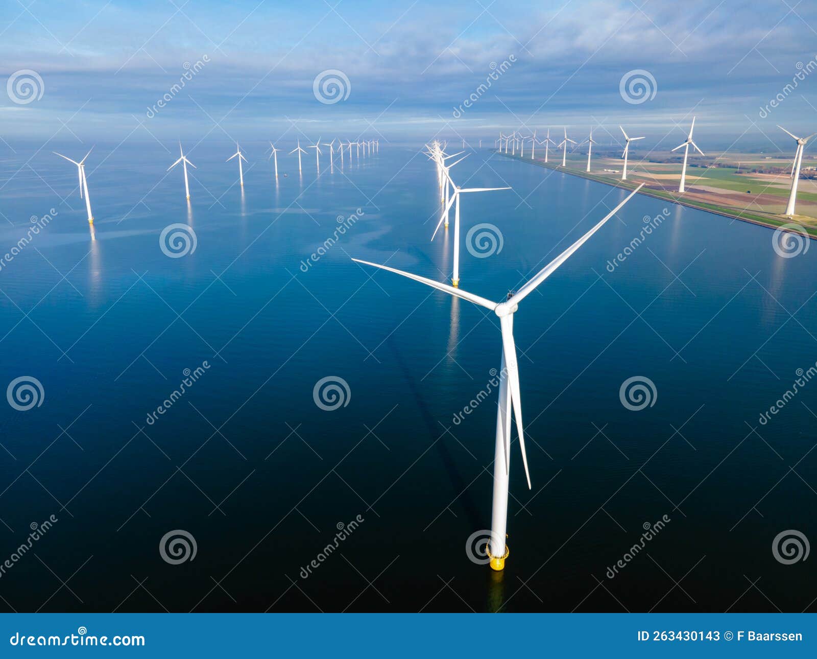 Windmolens Op Zee Gezien Vanuit Een Luchtaanzicht Van Bovenaf Op Een ... Windmolens Op Zee Gezien Vanuit Een Luchtaanzicht Van Bovenaf Op Een ...
