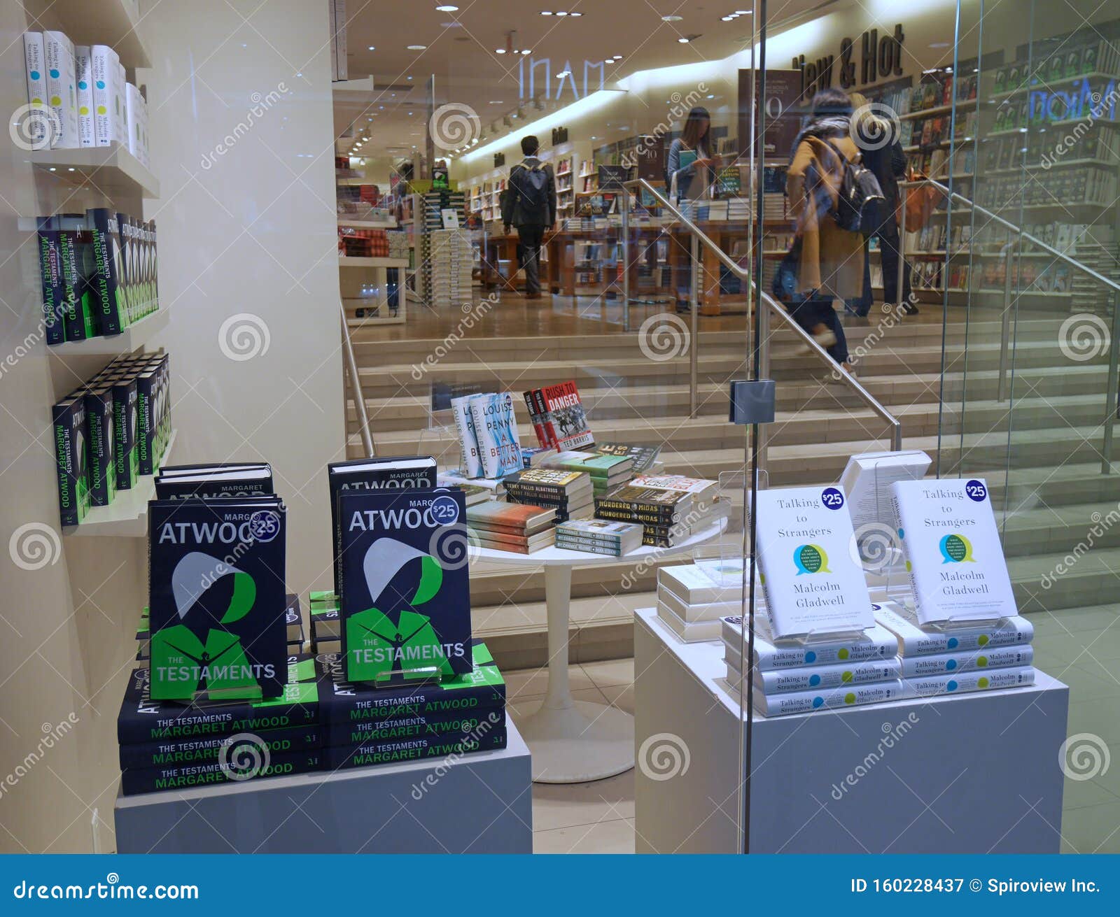 Window of a book shop editorial photography. Image of display - 160228437