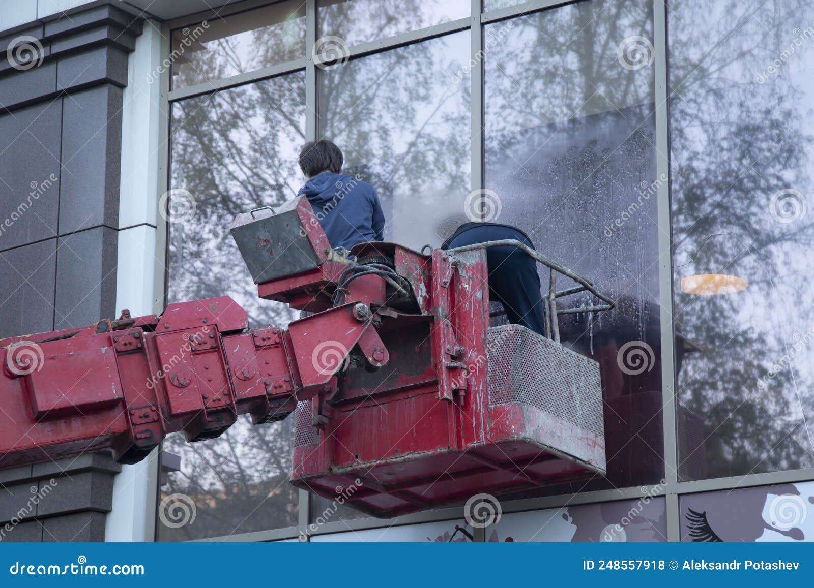 Window Washing on a High-rise Building Using a Hydraulic Tower ...