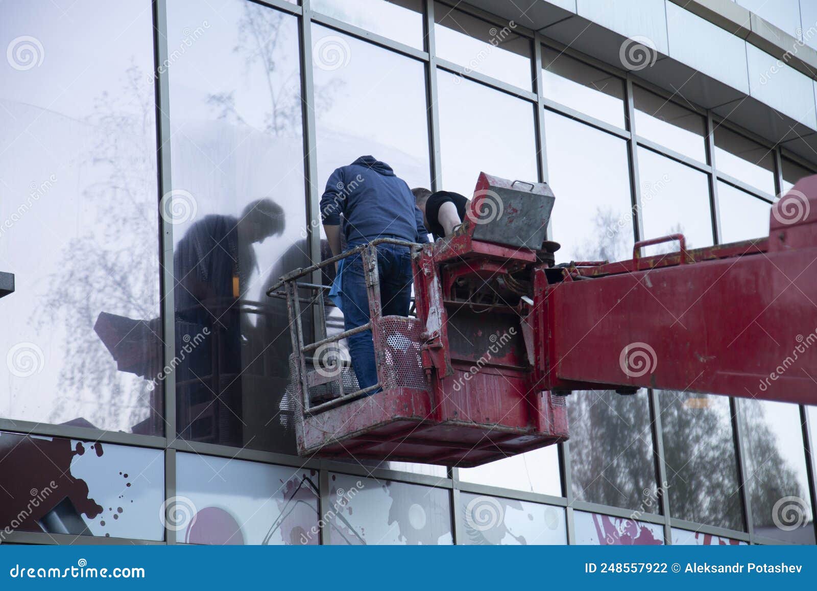 Window Washing on a High-rise Building Using a Hydraulic Tower ...