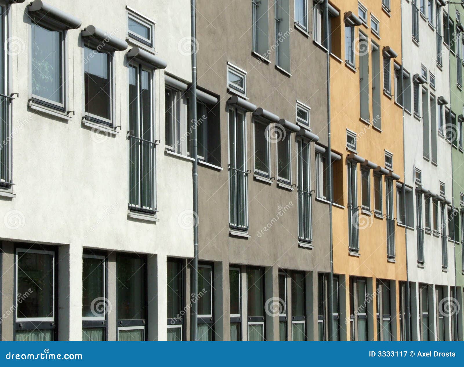 Windows Ao Longo Do Lado Do Edifício Imagem de Stock - Imagem de ...