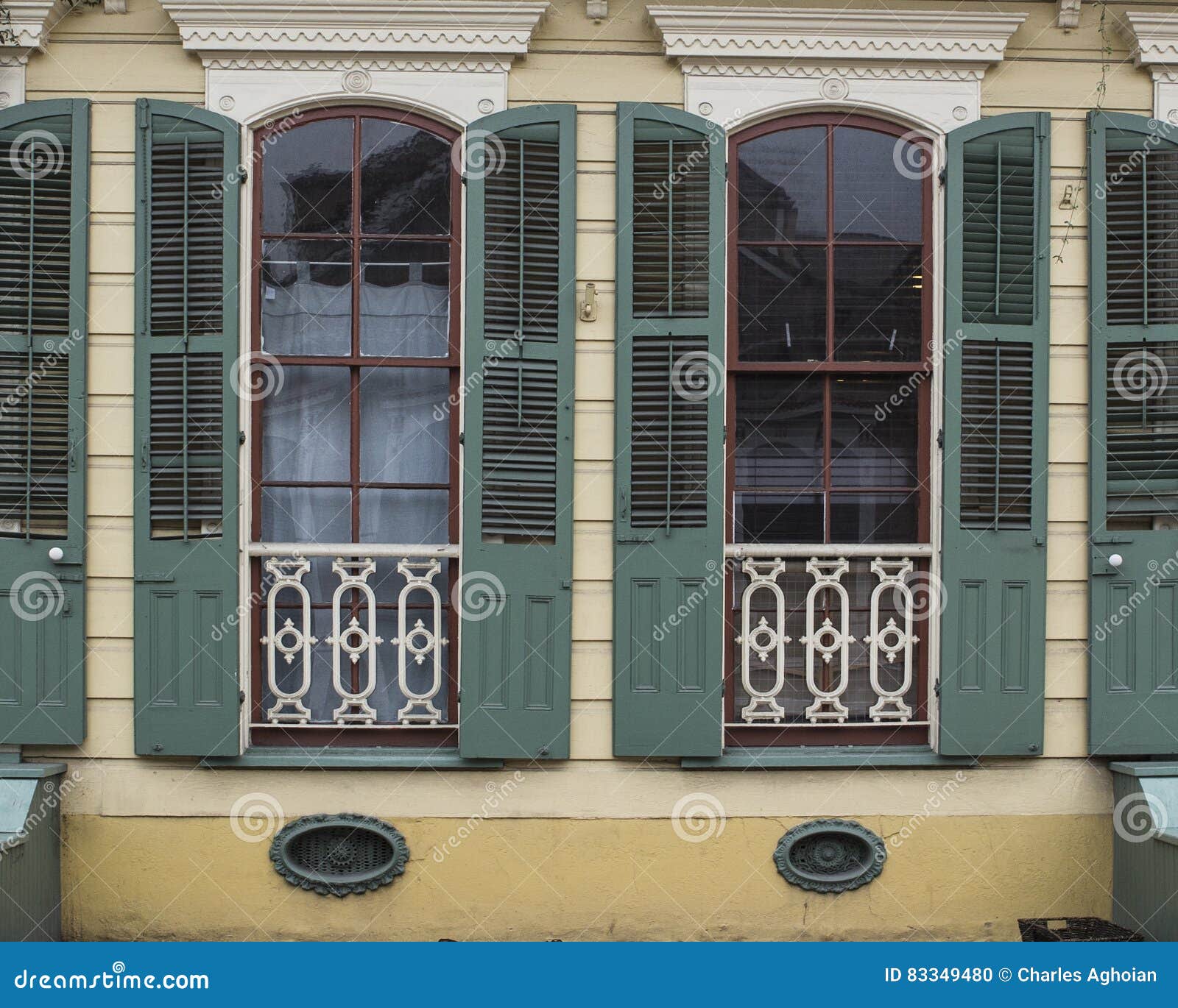 Windows in Appartamento Del Quartiere Francese Fotografia Stock - Immagine di proprietà ...