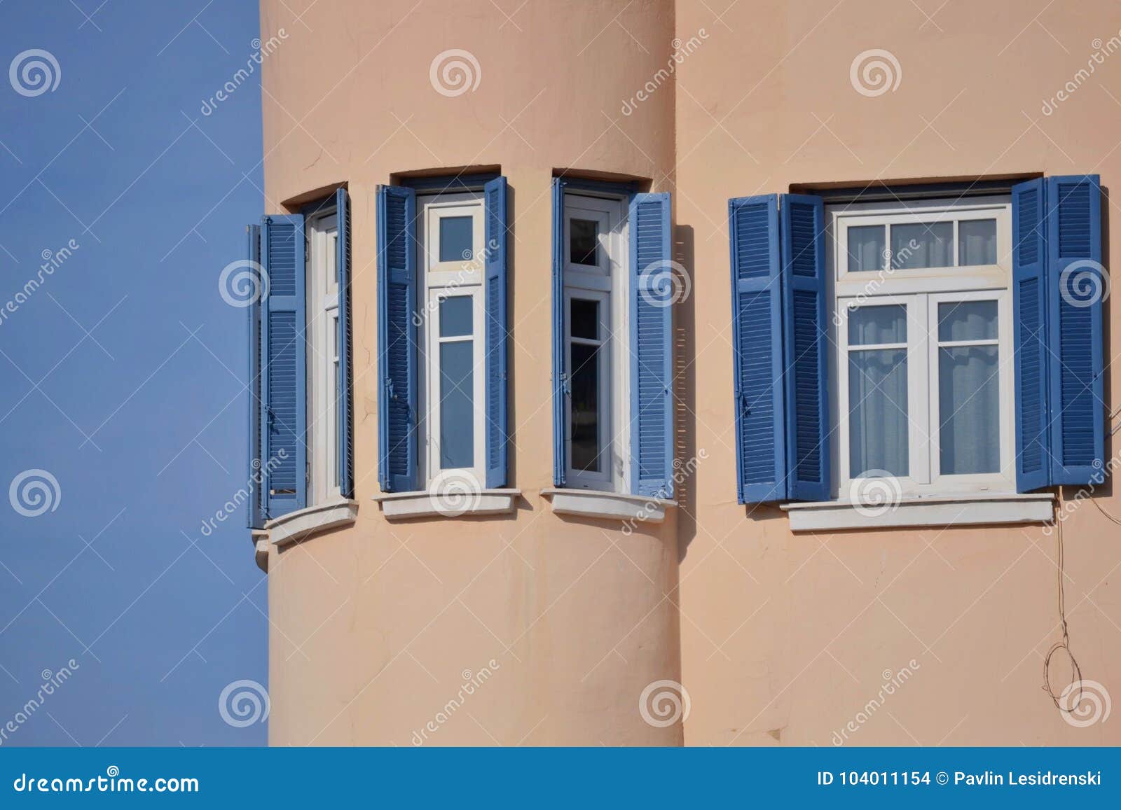 Windows Avec Les Abat-jour Bleus Photo stock - Image du pris, grèce ...