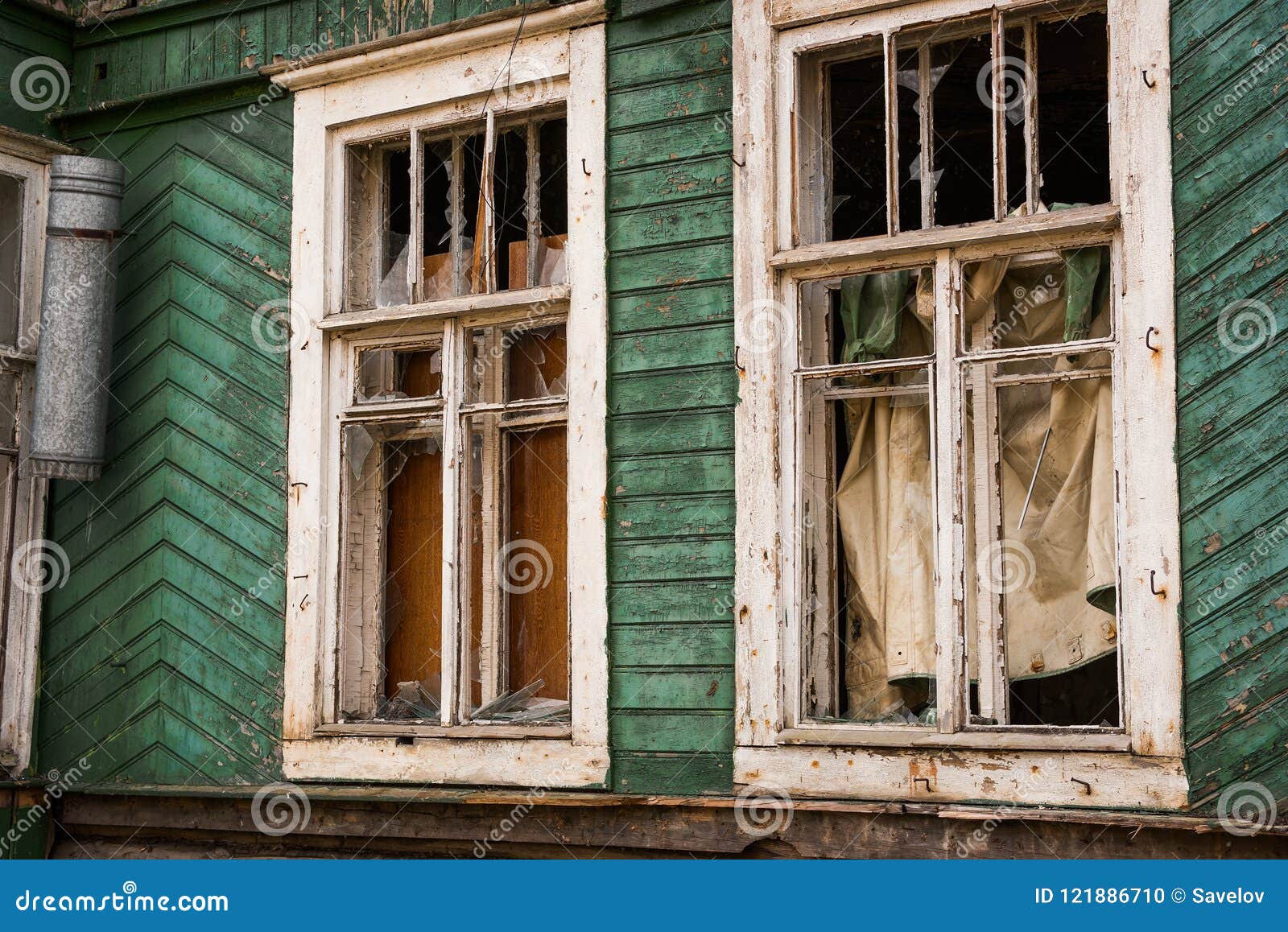 Windows Com Vidro Quebrado Em Uma Casa Abandonada Foto de Stock ...