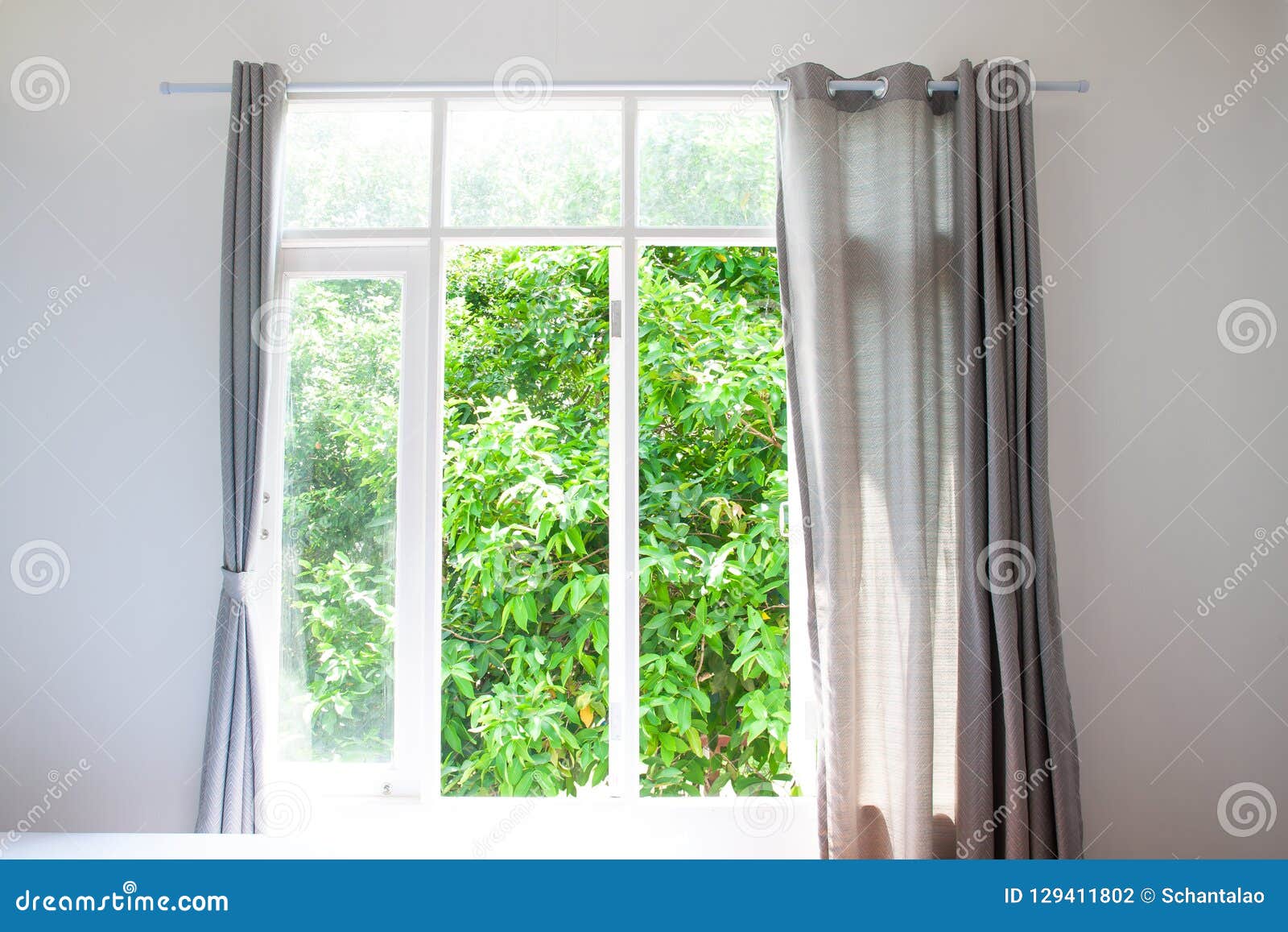 Windows Con Las Cortinas, Interior Casero Foto de archivo - Imagen de ...