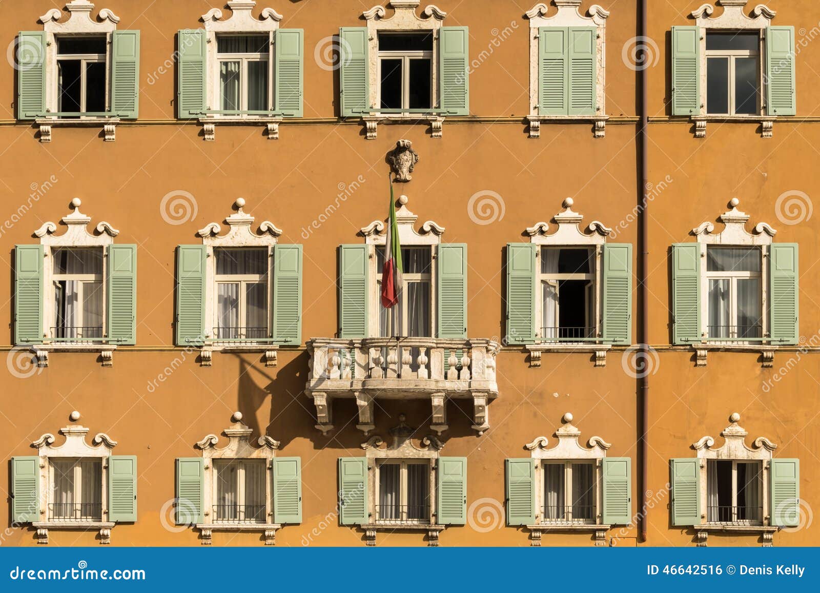 Windows Con Le Imposte in Italia Fotografia Stock - Immagine di riga ...