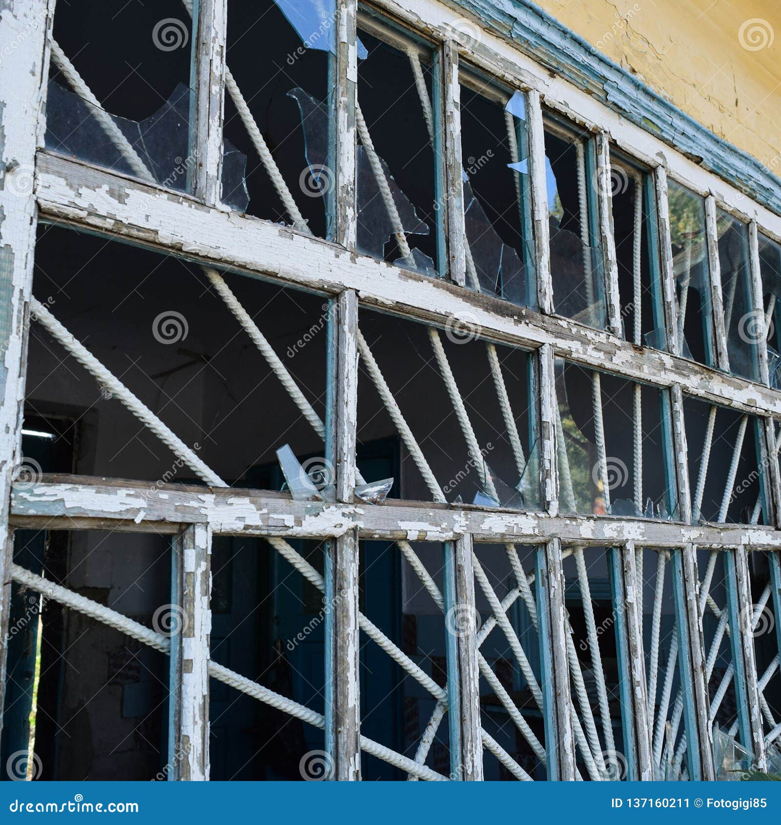 Windows Con Los Vidrios Quebrados Imagen de archivo - Imagen de marco ...