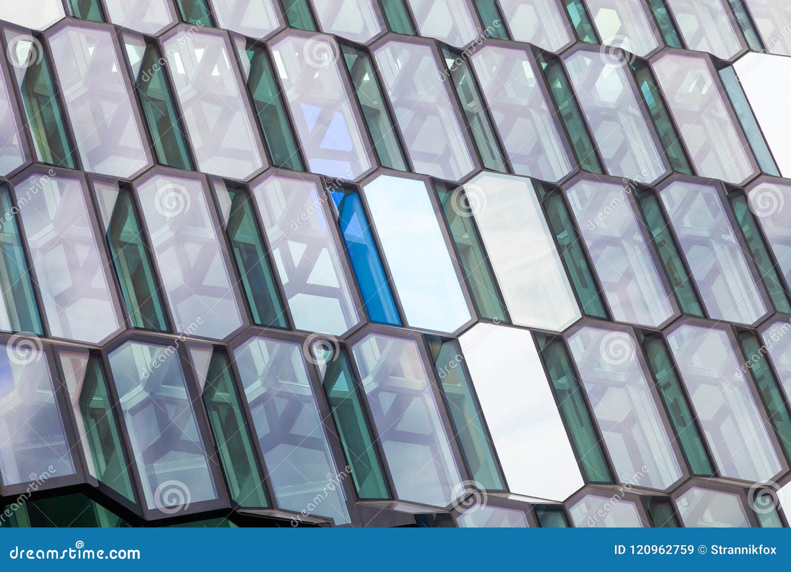 Windows De Un Edificio De Oficinas Moderno Bajo La Forma De Panal ...