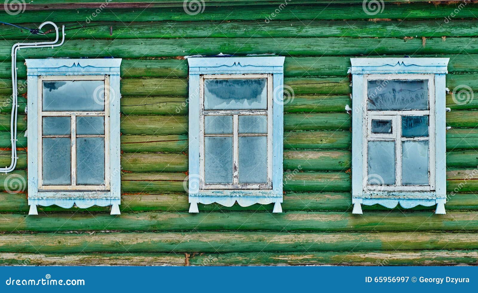 Windows Des Russischen Traditionellen Dorfhauses Stockbild - Bild von ...