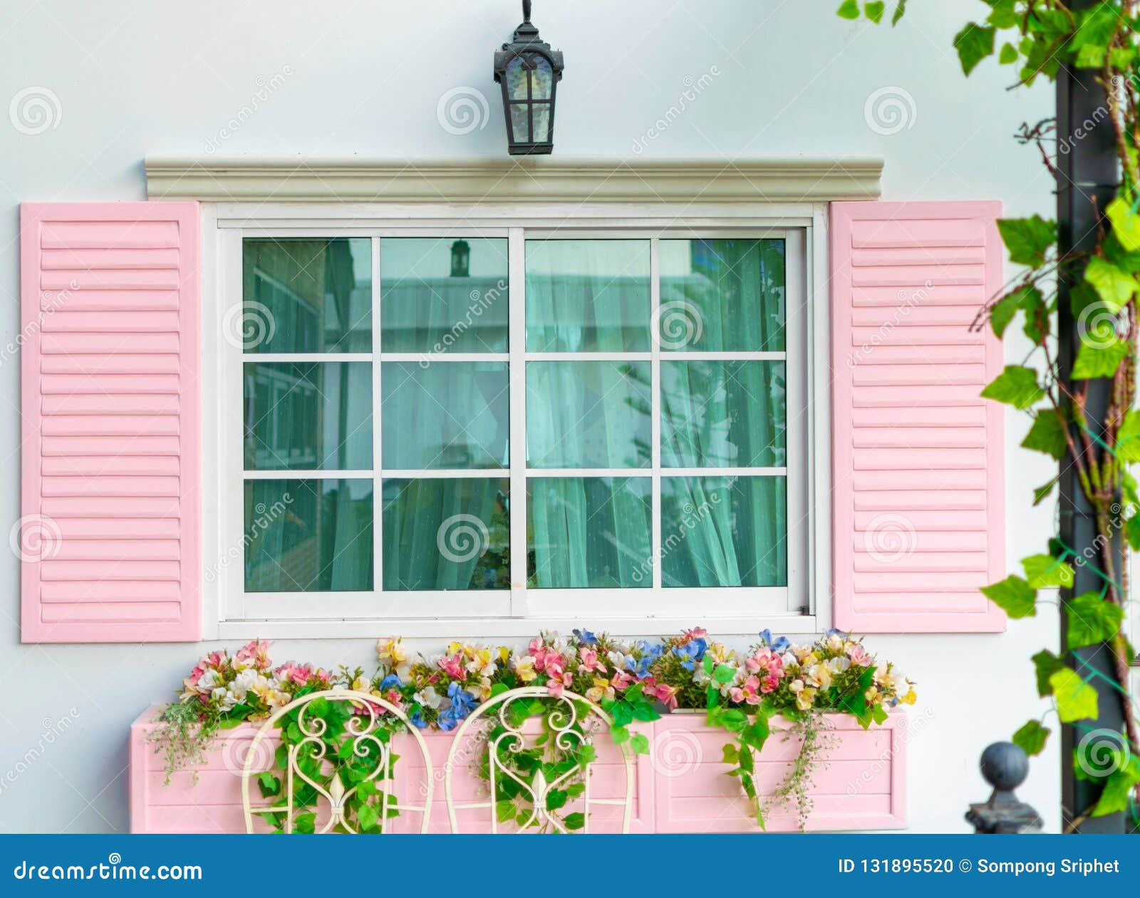 Windows E Flores Do Fundo Cor-de-rosa Foto de Stock - Imagem de ...