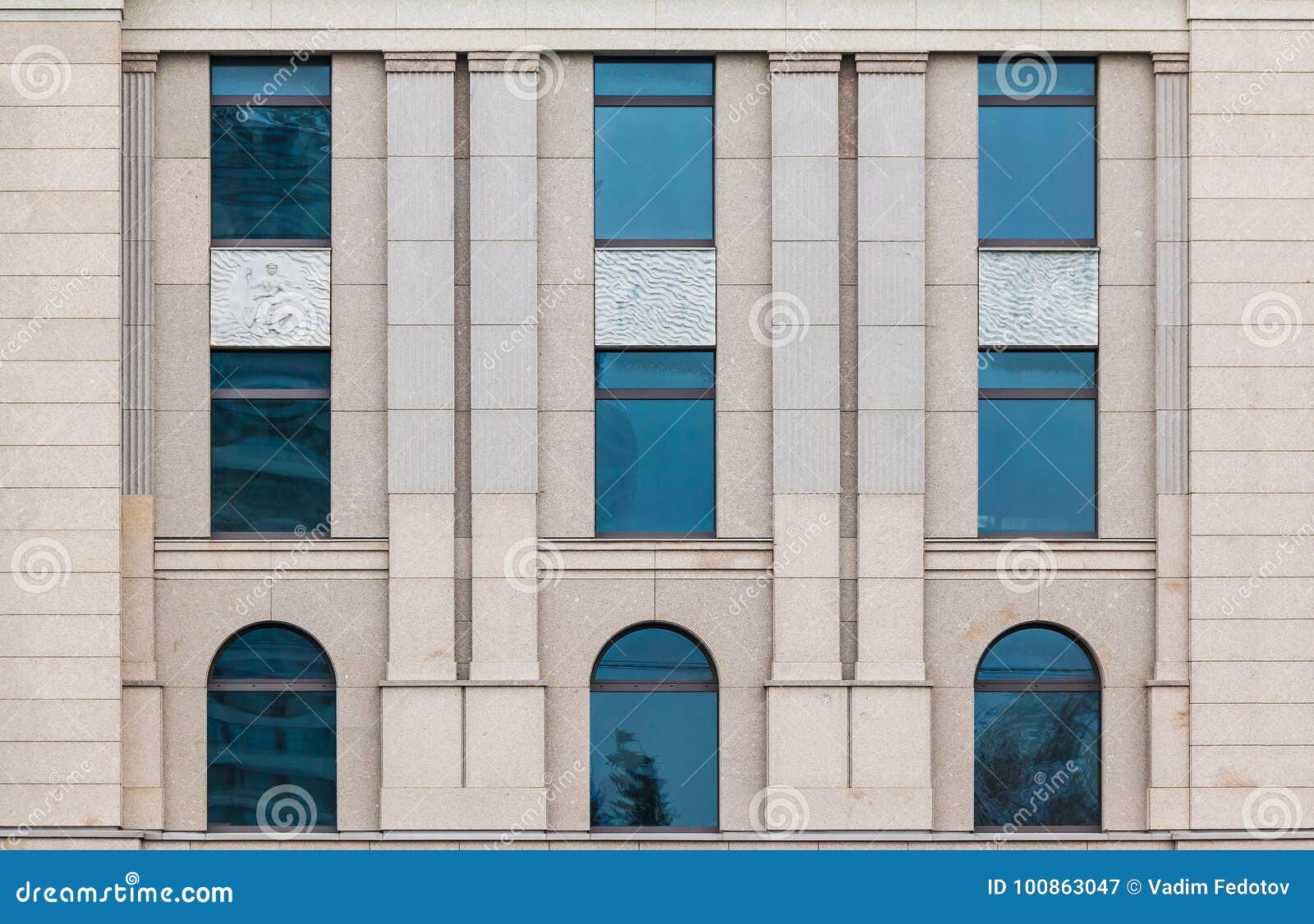 Windows En Fila En Fachada Del Edificio De Oficinas Imagen de archivo - Imagen de azul, gris ...