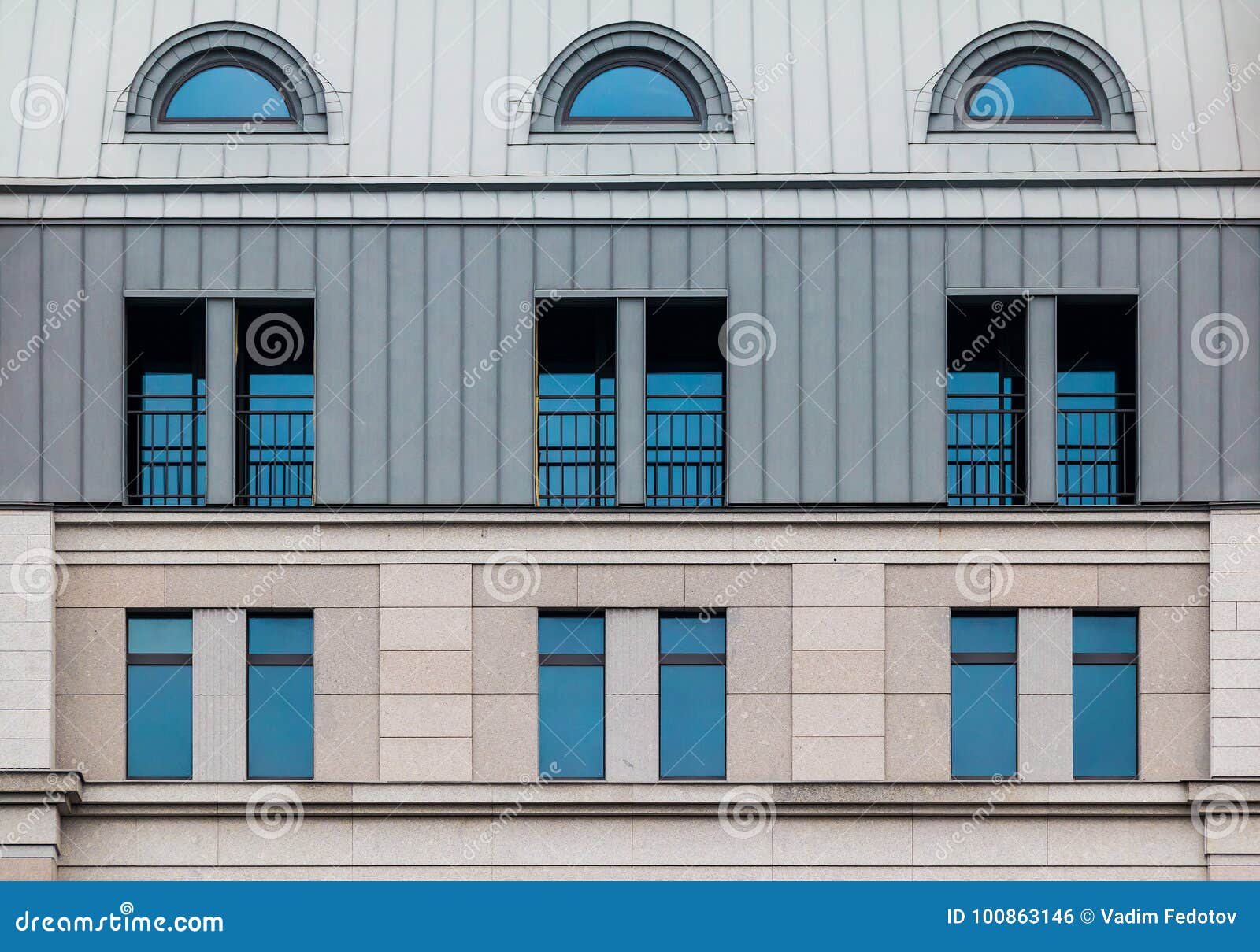 Windows En Fila En Fachada Del Edificio De Oficinas Foto de archivo - Imagen de rusia, acanalado ...