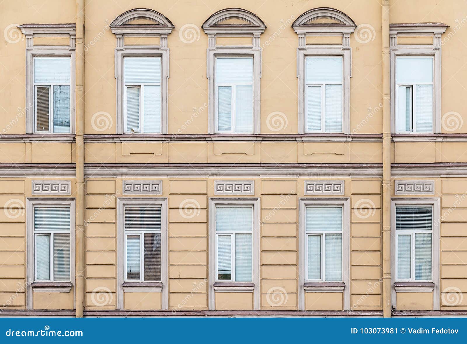 Windows En Fila En Fachada Del Edificio De Oficinas Imagen de archivo - Imagen de concreto ...