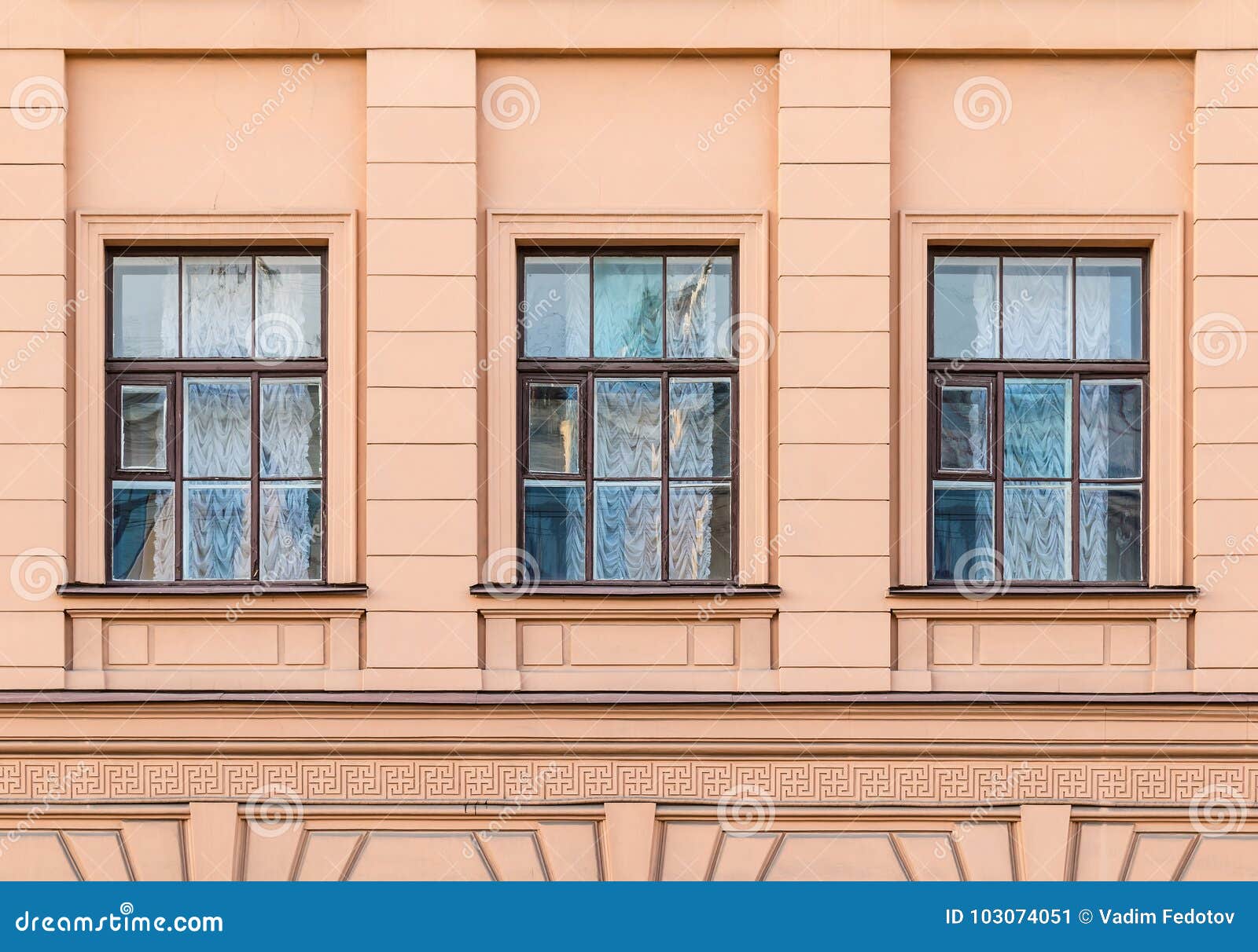Windows En Fila En Fachada Del Edificio De Oficinas Imagen de archivo - Imagen de frente, urbano ...