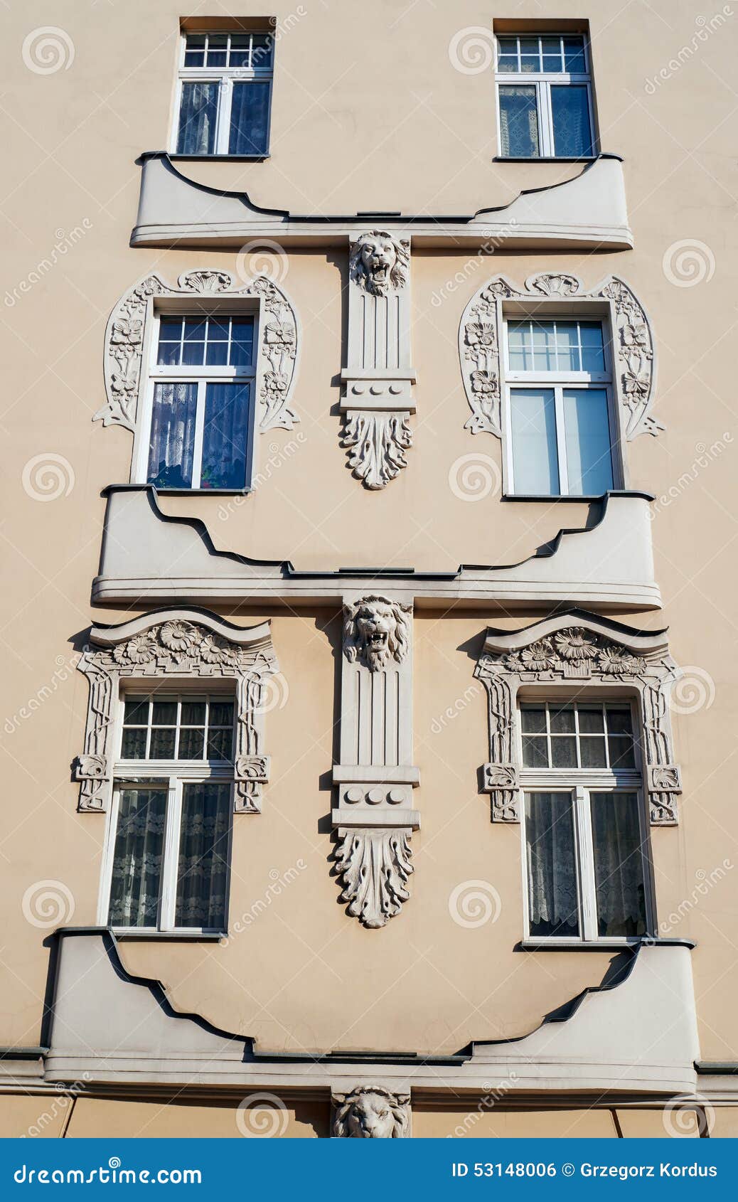 Windows En La Fachada Del Edificio De Art Nouveau Foto de archivo - Imagen de escultura, europa ...