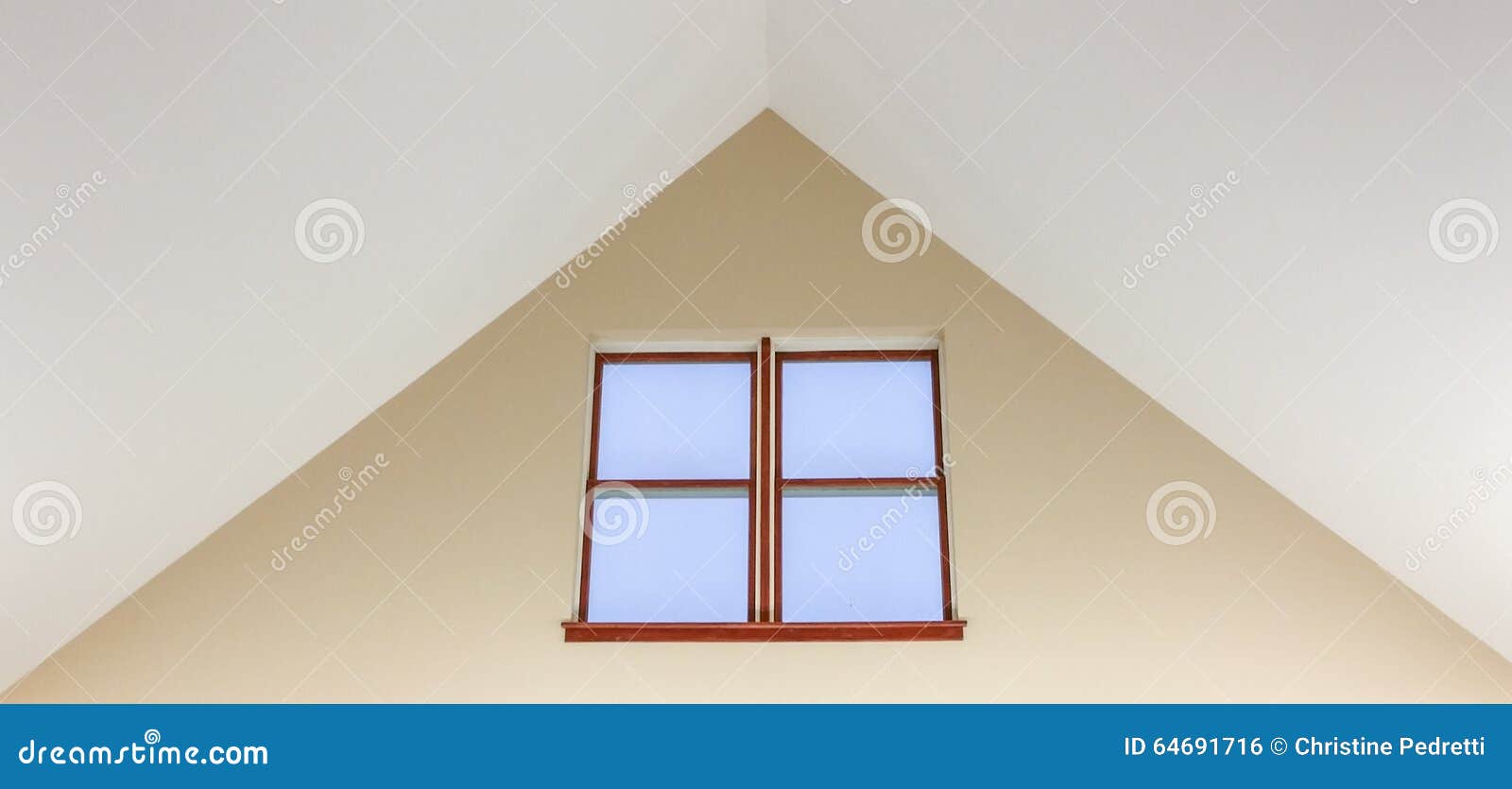 Windows No Pico De Um Teto Arcado Foto de Stock - Imagem de teto ...