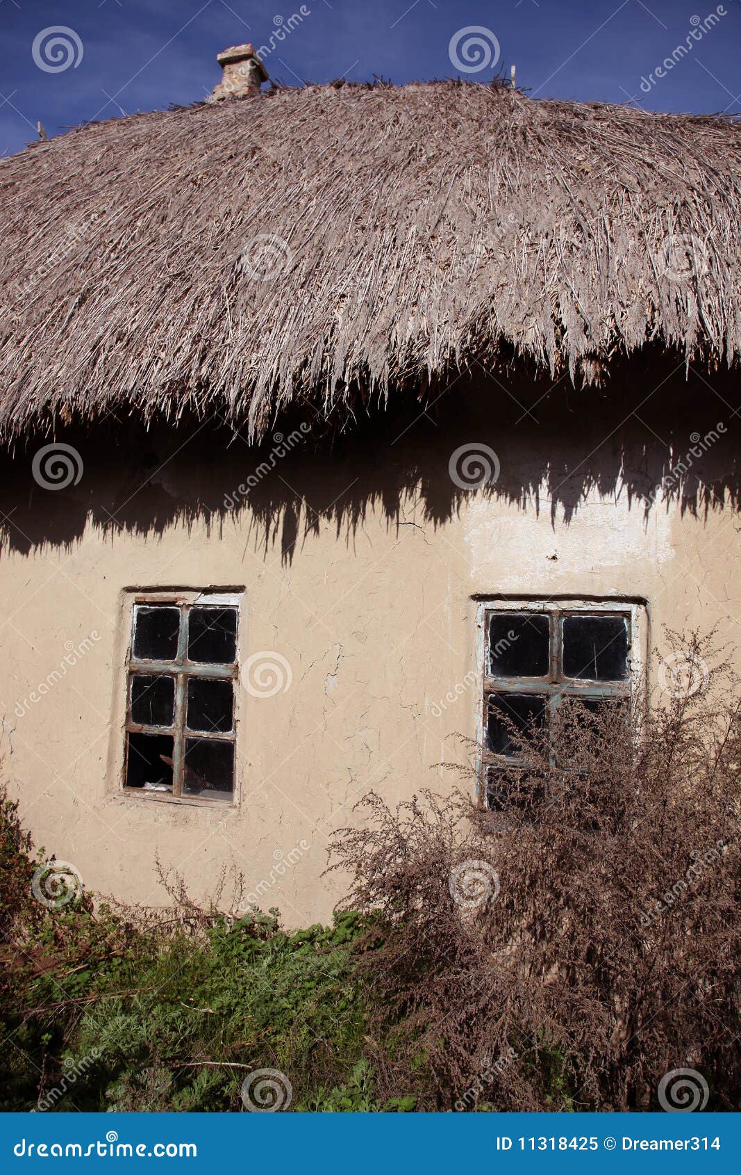Windows in old small house stock image. Image of detail - 11318425
