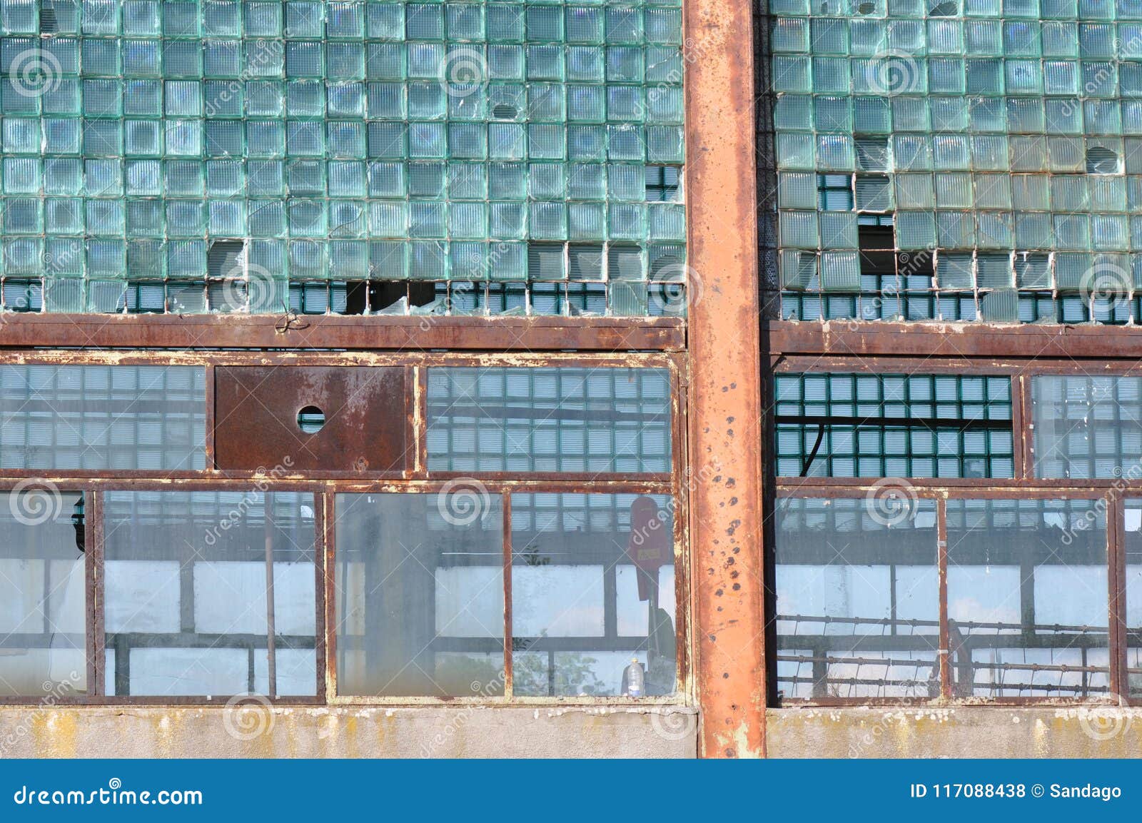 Windows quebrado foto de archivo. Imagen de espeluznante - 117088438
