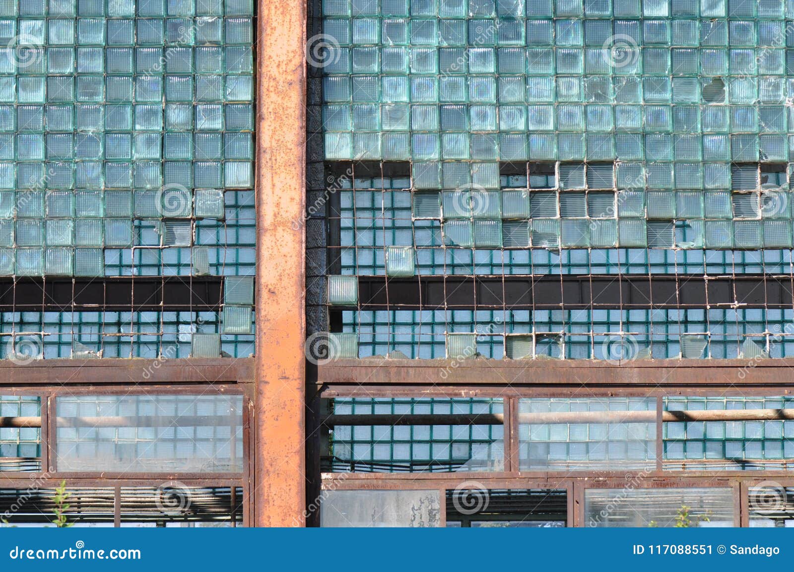 Windows quebrado imagen de archivo. Imagen de edificio - 117088551