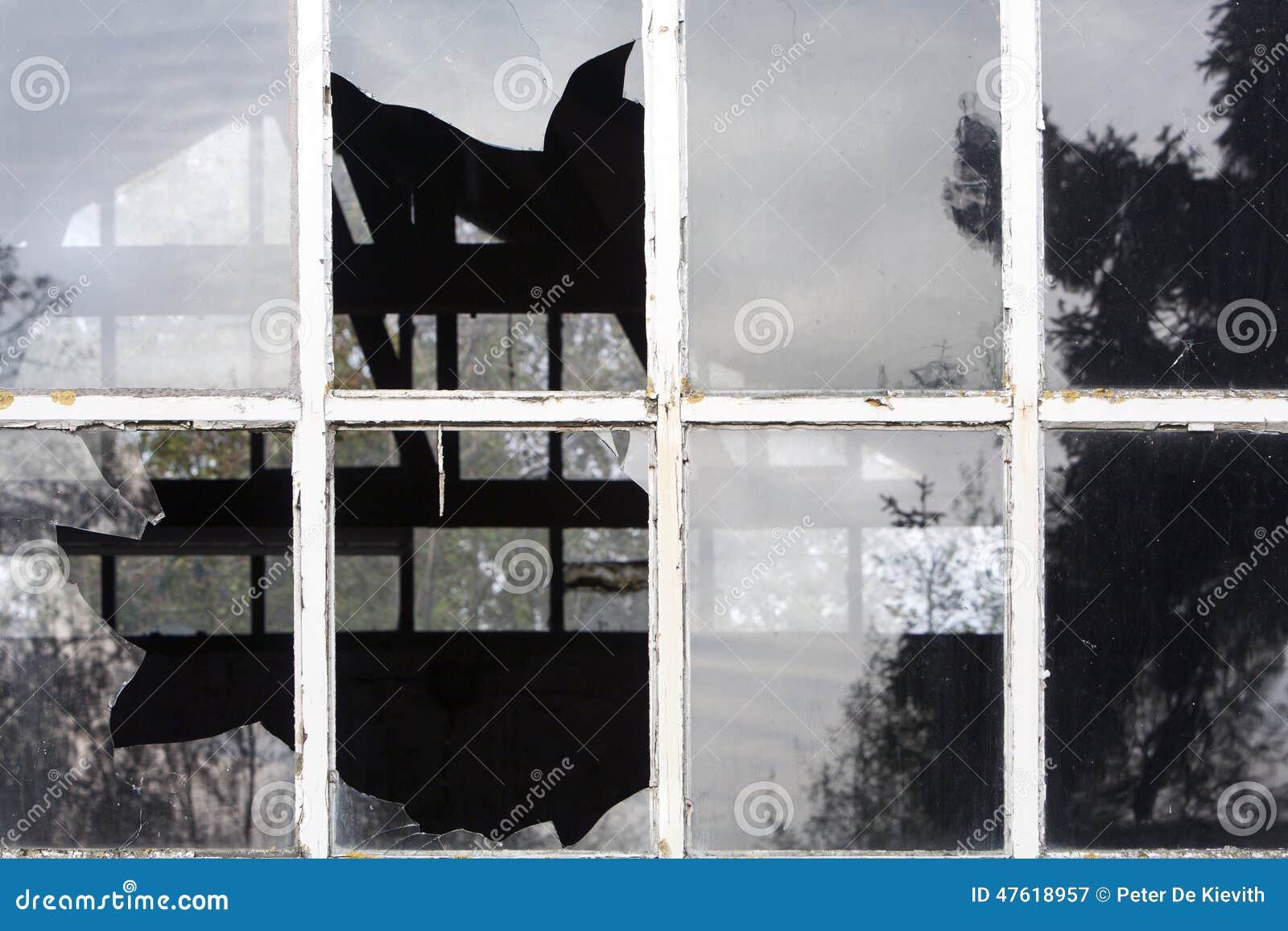 Windows quebrado imagen de archivo. Imagen de gente, roto - 47618957