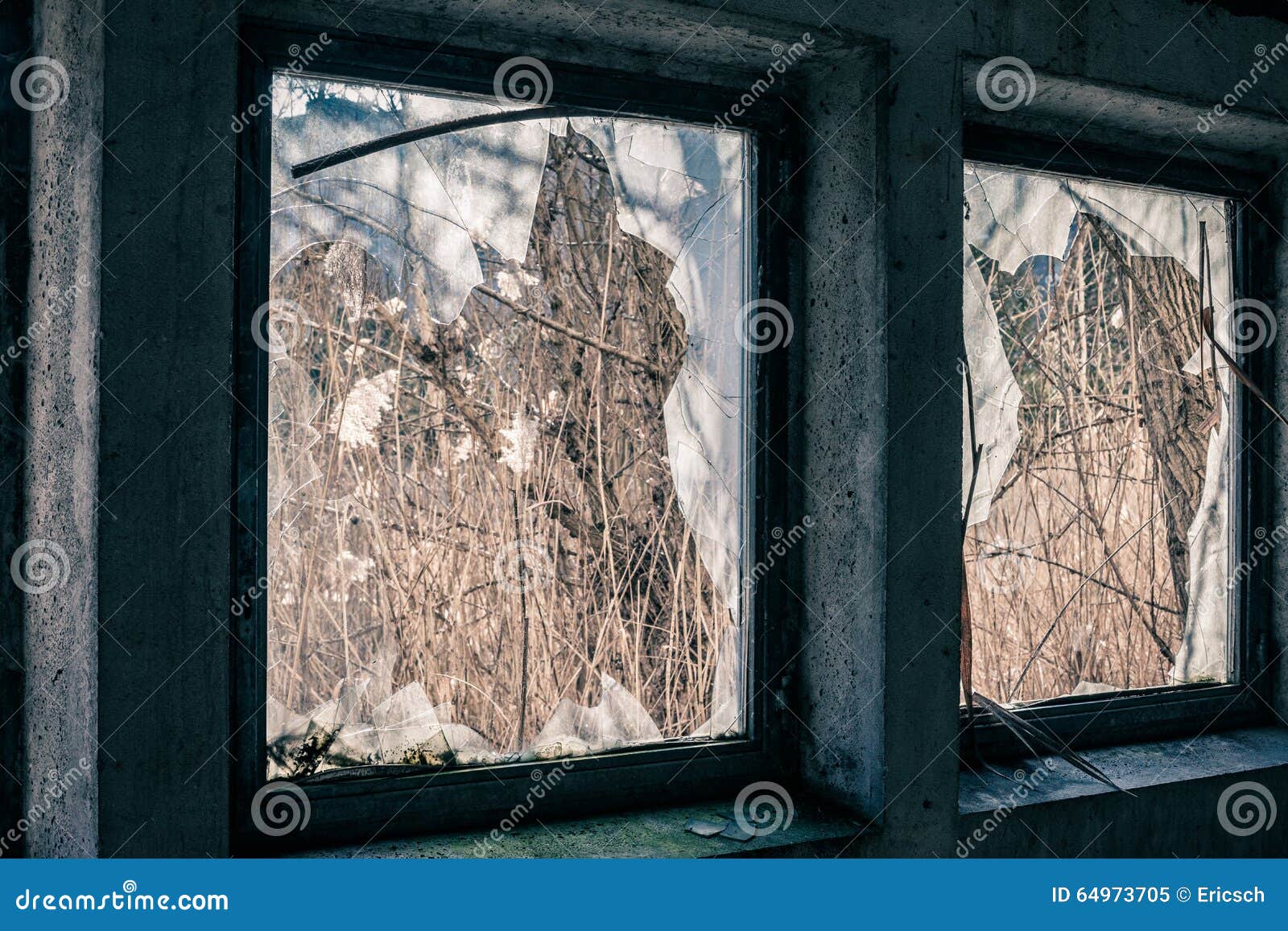 Windows quebrado imagem de stock. Imagem de derelisco - 64973705