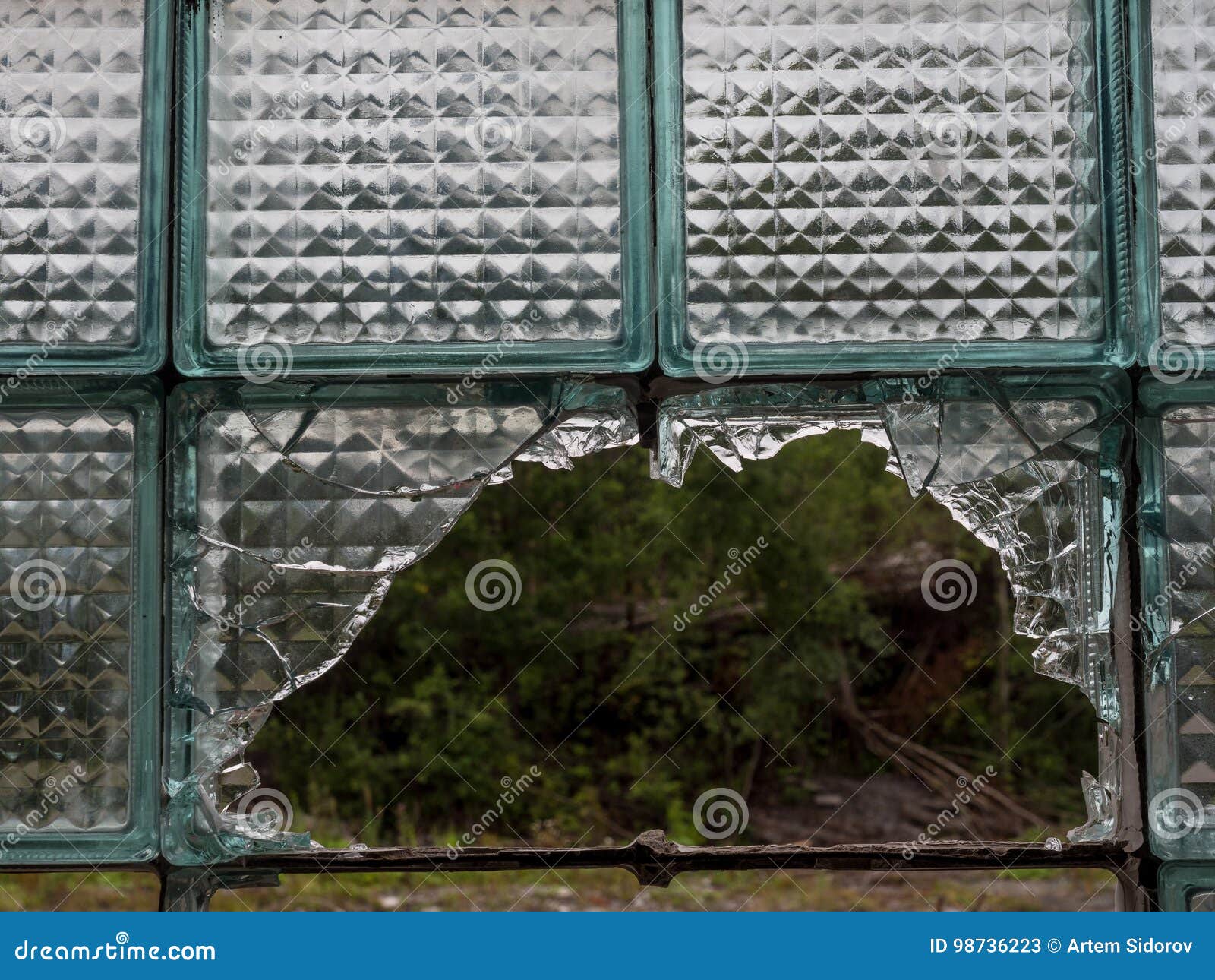 Windows quebrado imagen de archivo. Imagen de ciudad - 98736223