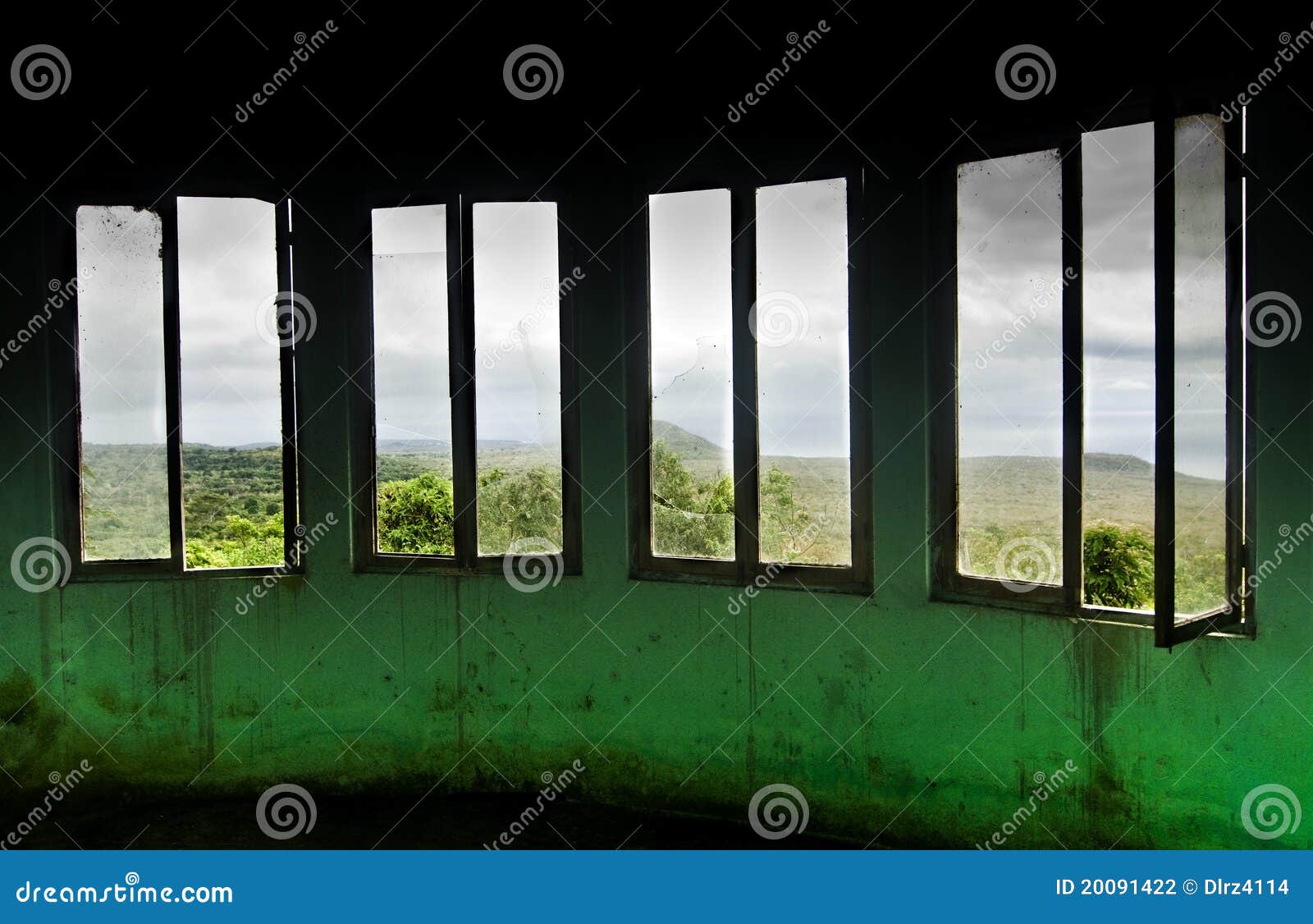 Windows Quebrado No Interior Deteriorado Foto de Stock - Imagem de ...