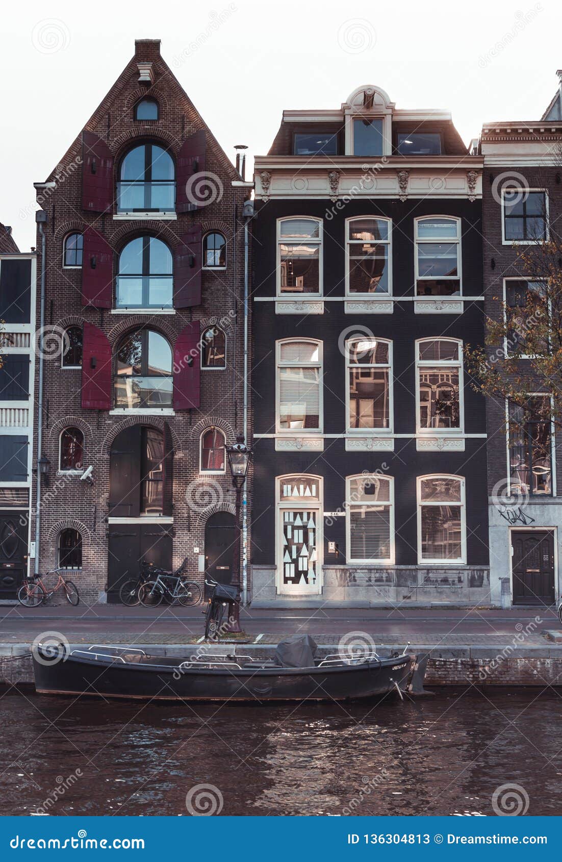 Windows Reflection on Charming Amsterdam Canal Houses Editorial Stock ...