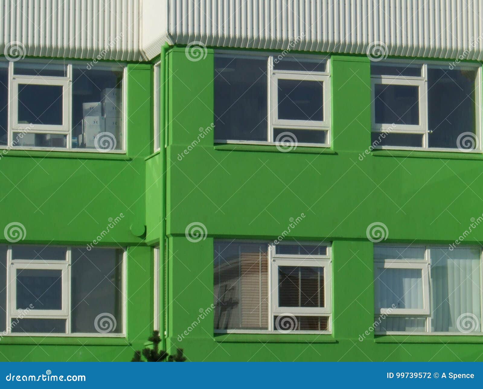 Windows Vert Moderne De Reykjavik, Islande Photo stock - Image du ...