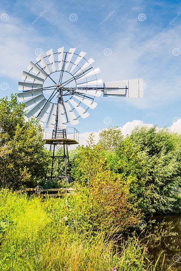 Windpomp Multi-met Bladen Tussen De Struiken Stock Afbeelding - Image ...