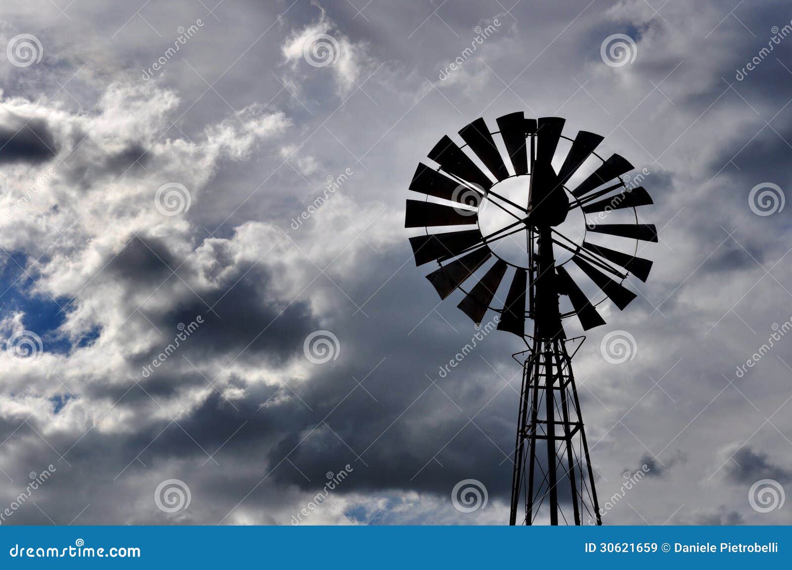 Windpomp voor bronwater stock afbeelding. Image of wolkenkraam - 30621659