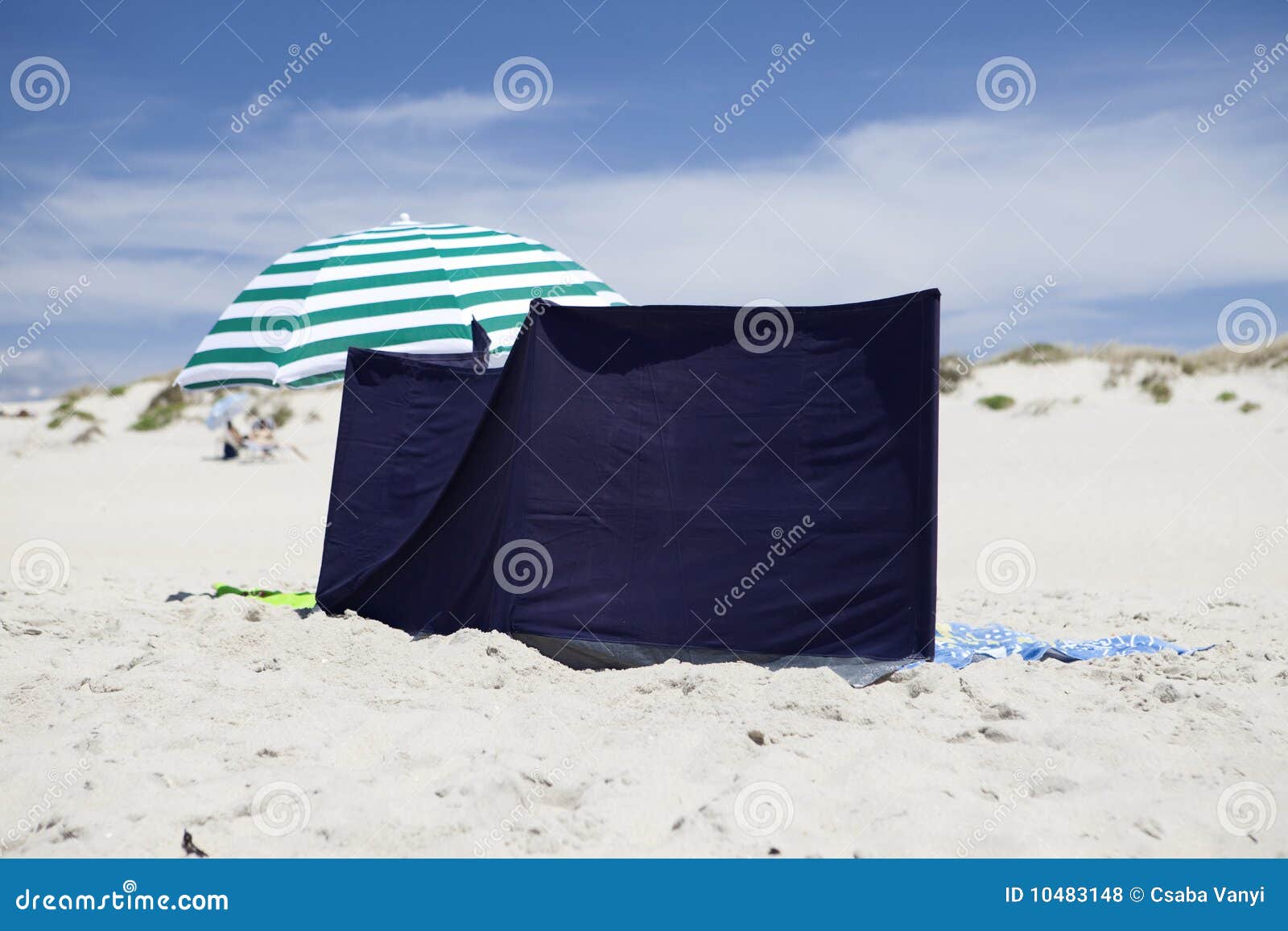 Windscherm op het strand. stock foto. Image of strepen - 10483148