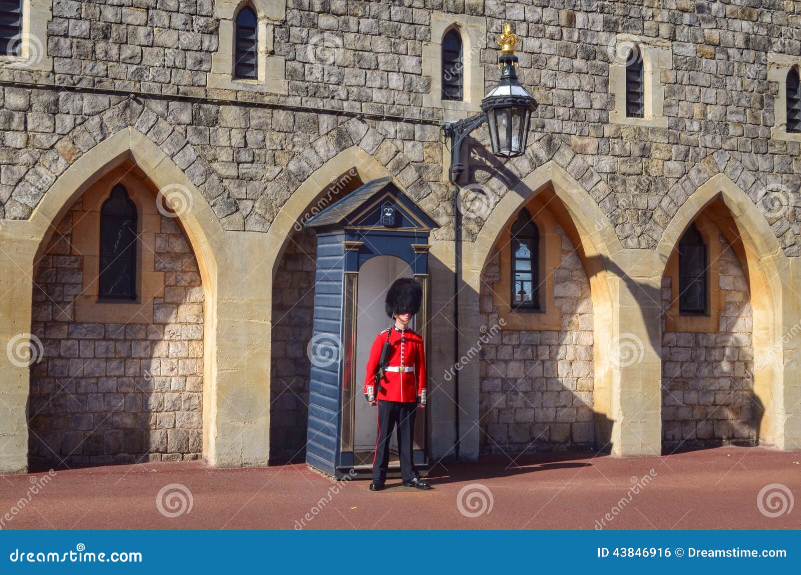 Windsor castle guardsman. editorial photo. Image of castle - 43846916