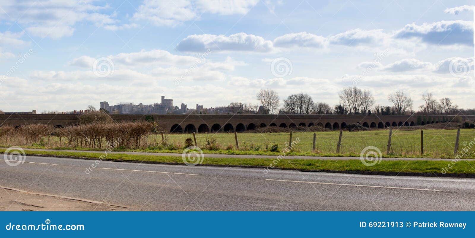 Windsor Railway Viaduct Y Castillo Imagen de archivo - Imagen de ...
