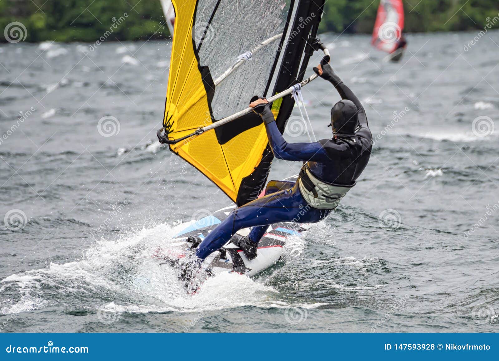 Windsurf en el lago Como foto de archivo. Imagen de agua - 147593928