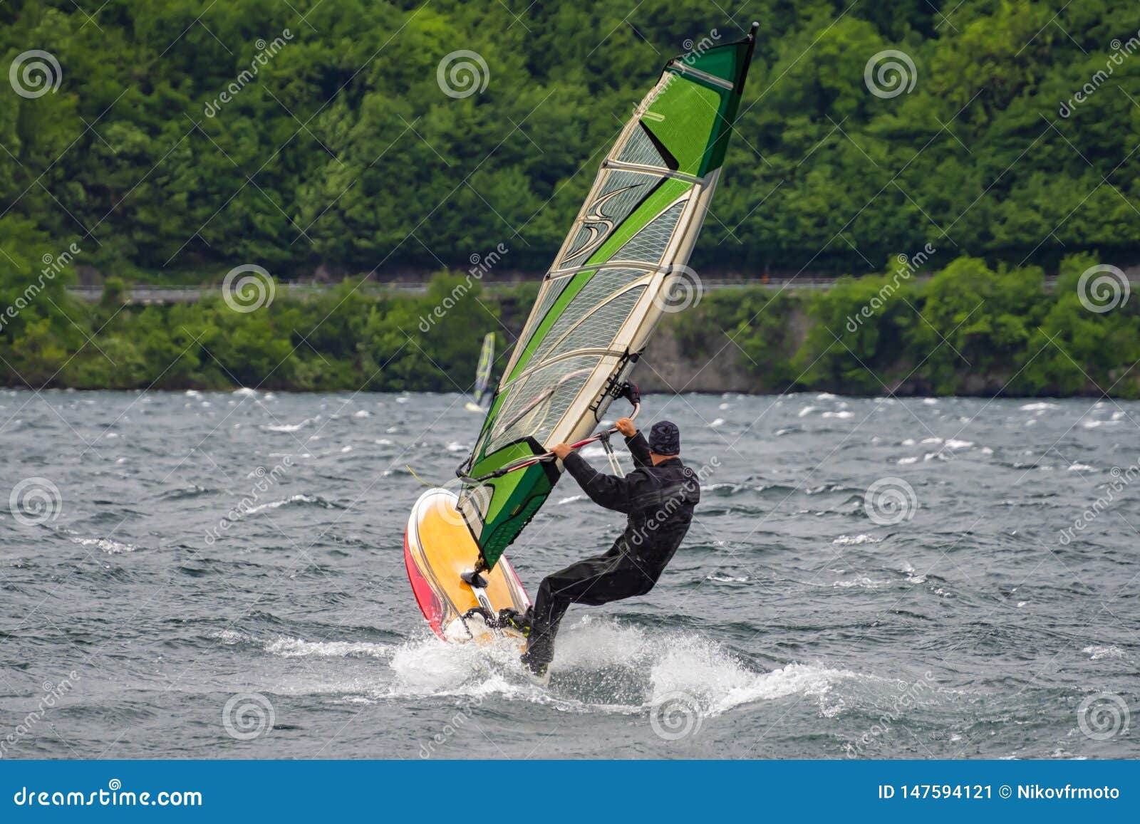 Windsurf en el lago Como imagen de archivo. Imagen de chapoteo - 147594121