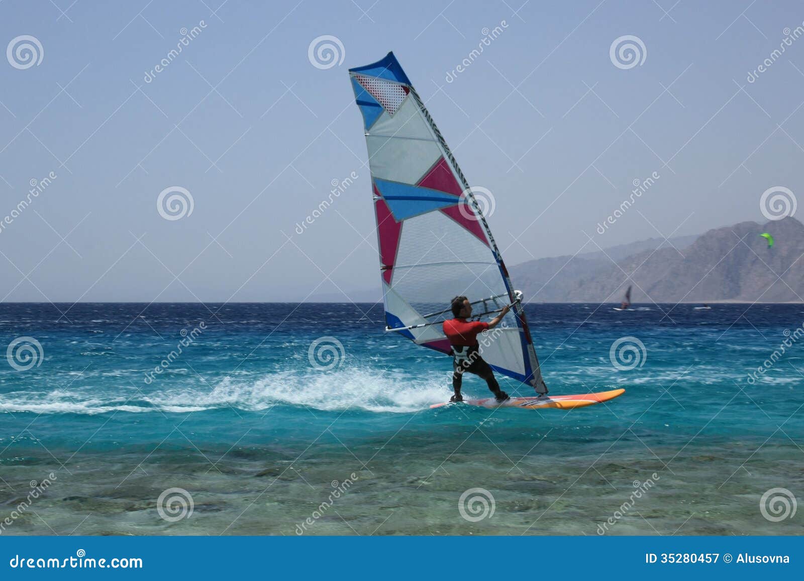 Windsurfer imagem de stock. Imagem de esporte, surfe - 35280457
