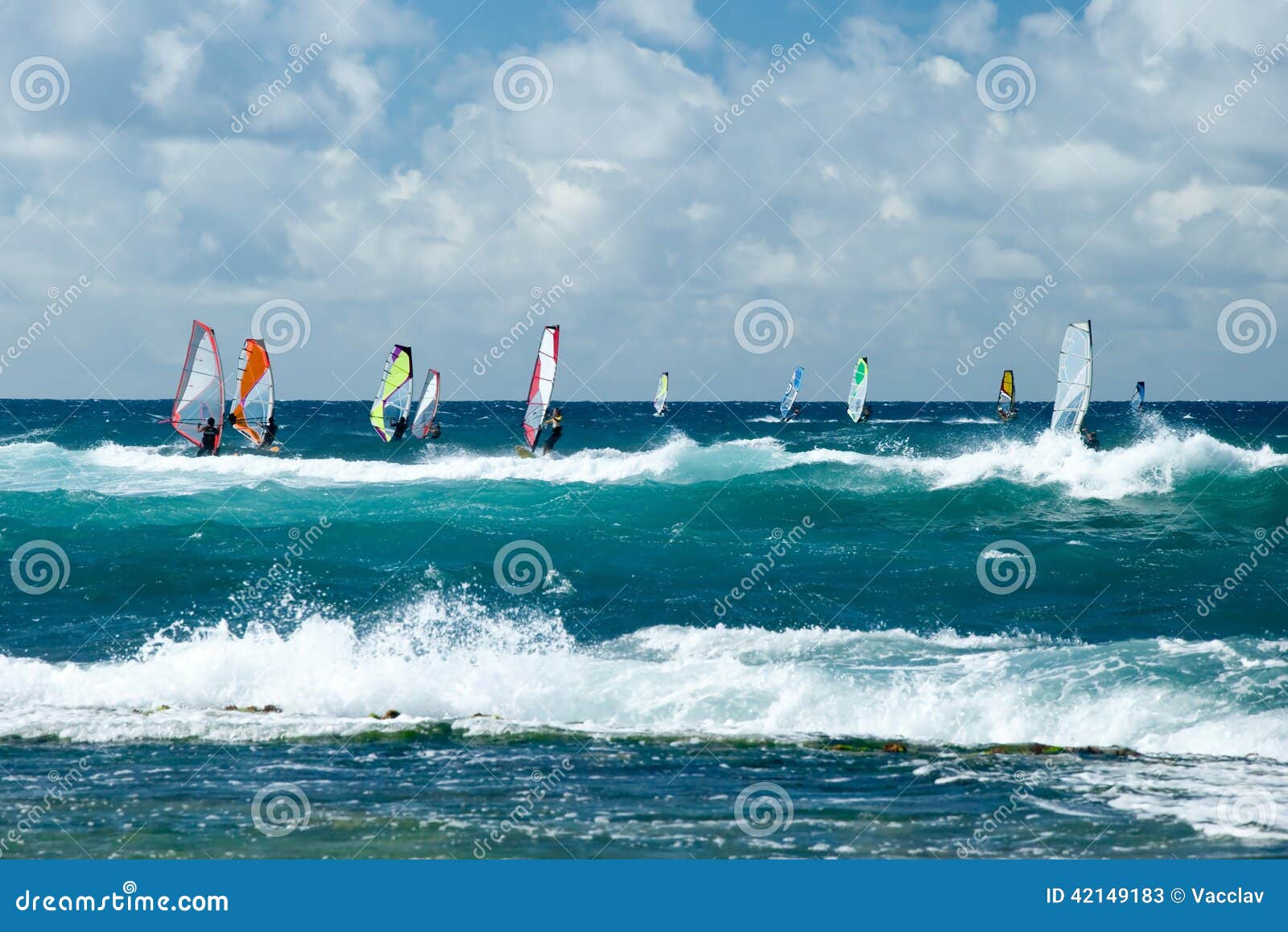 Windsurfers in Winderig Weer Op Het Eiland Van Maui Stock Afbeelding ...