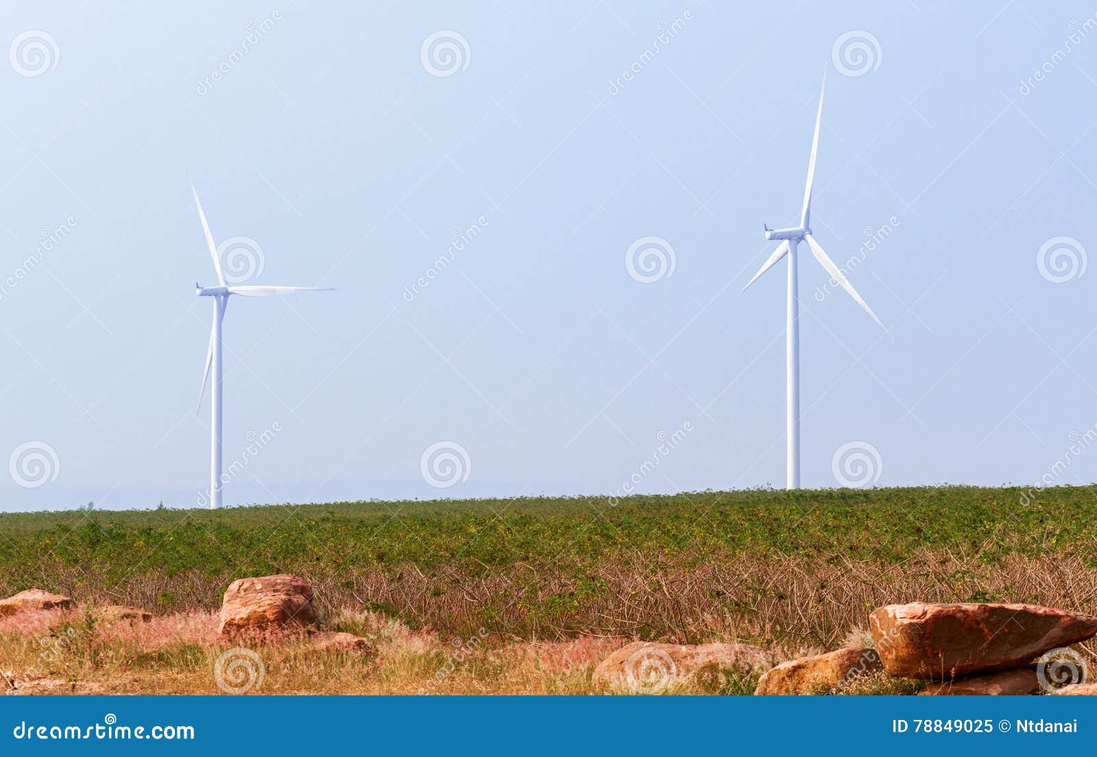 Windturbinen Auf Blauem Himmel Stockbild - Bild von feld, landwirt ...